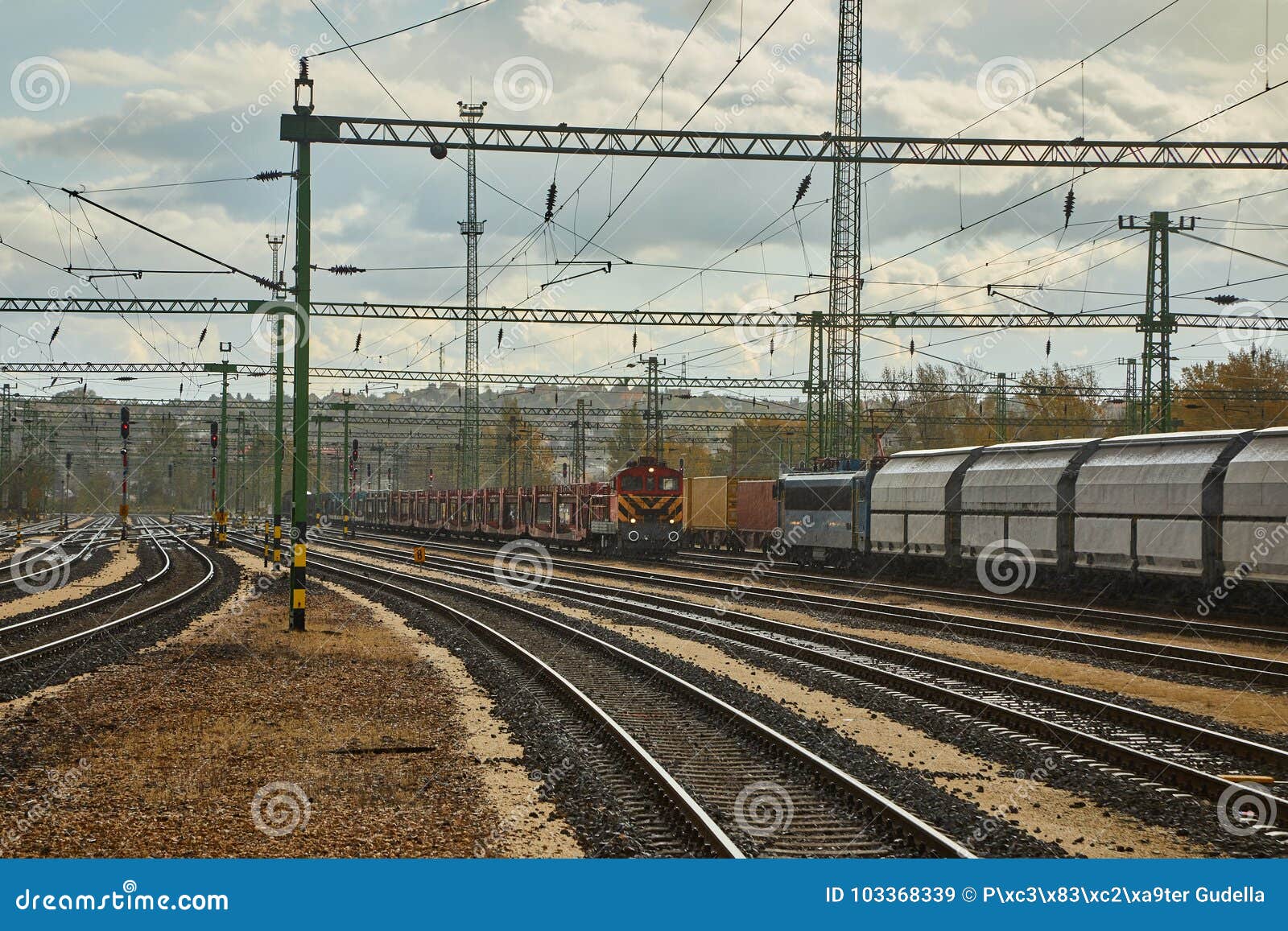 Spoorweg stock afbeelding. Image of lijnen, lang, kromming - 103368339