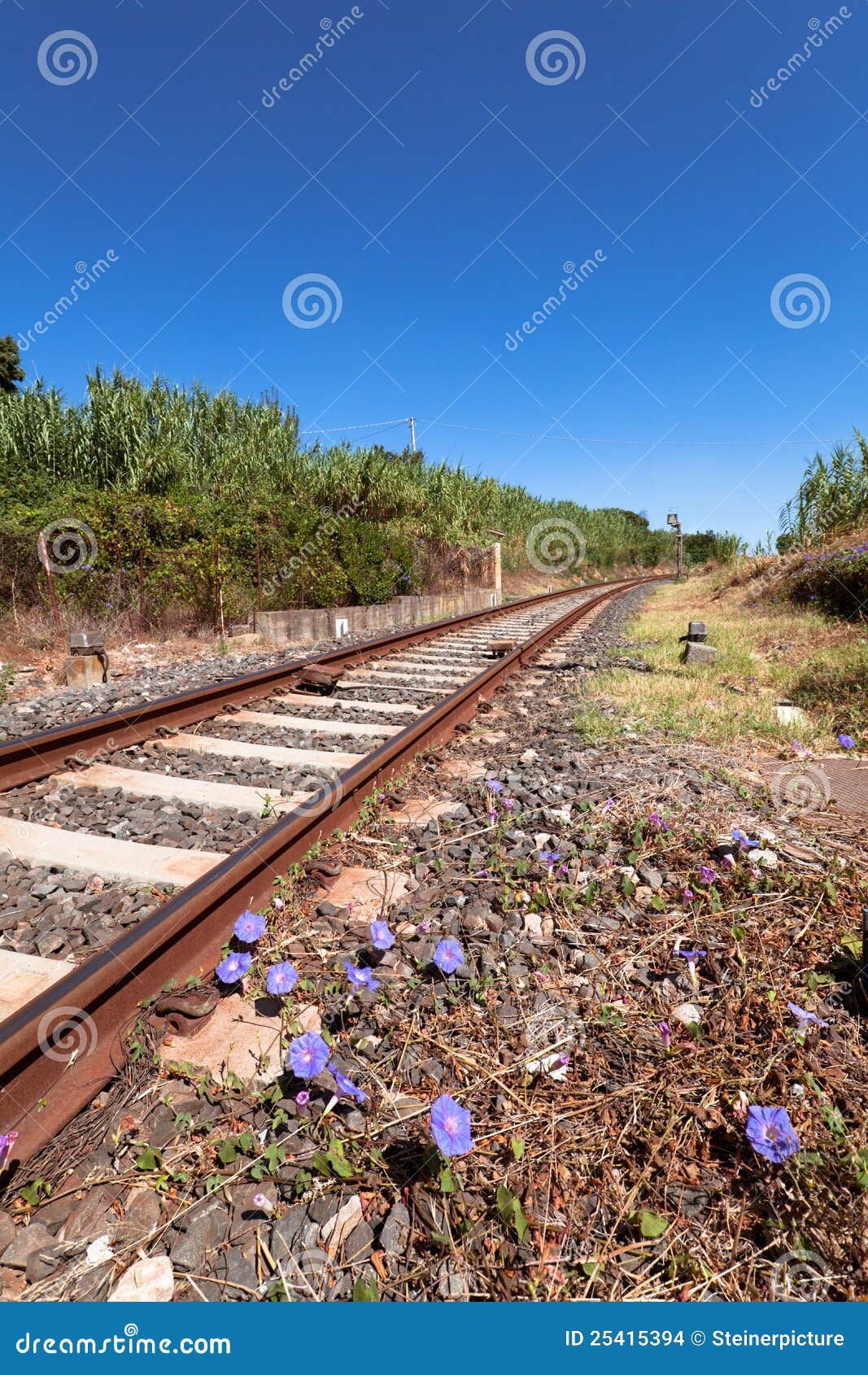Spoorweg stock foto. Image of eiland, klein, droog, oneindigheid - 25415394