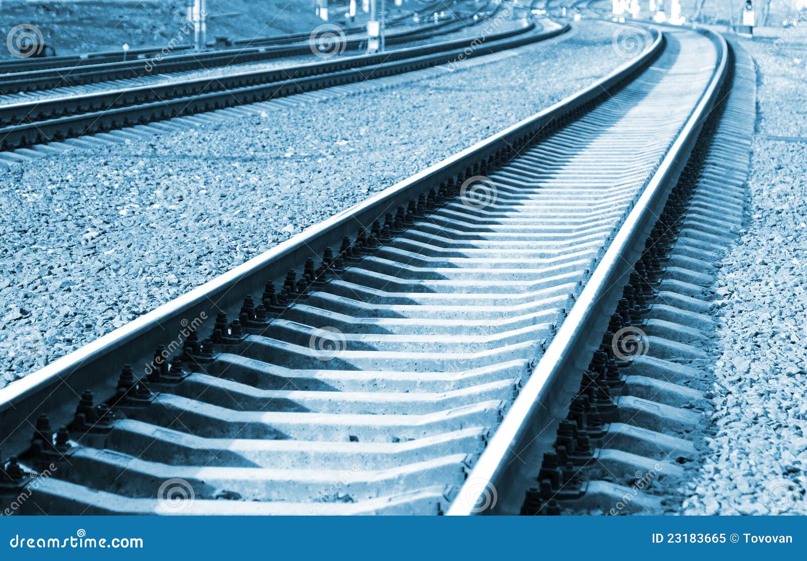 Spoorweg in perspectief stock afbeelding. Image of kiezelsteen - 23183665