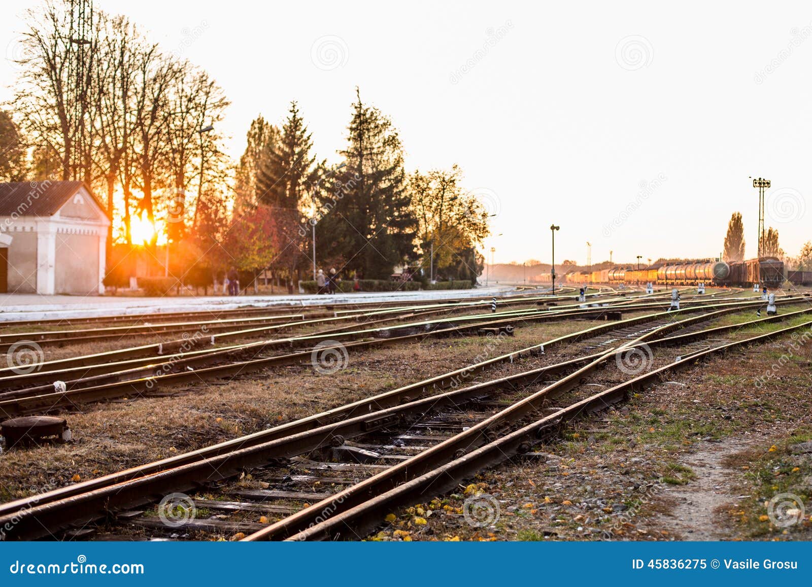Spoorwegen stock afbeelding. Image of platform, zonsondergang - 45836275