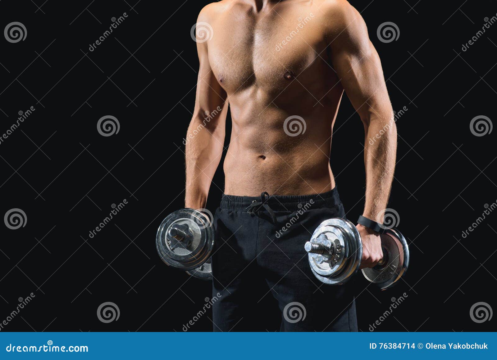 Sportlicher Mann, Der Mit Gewichten Trainiert Stockfoto - Bild von ...