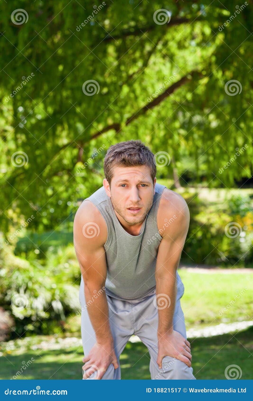 Sportlicher Stattlicher Mann Im Park Stockbild - Bild von karosserie ...