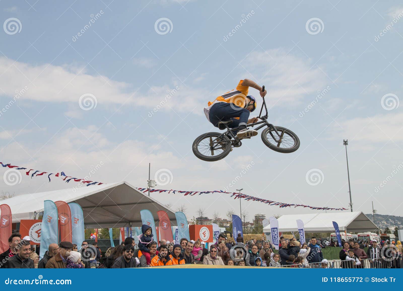 Bicycle acrobatics show editorial photography. Image of action - 118655772