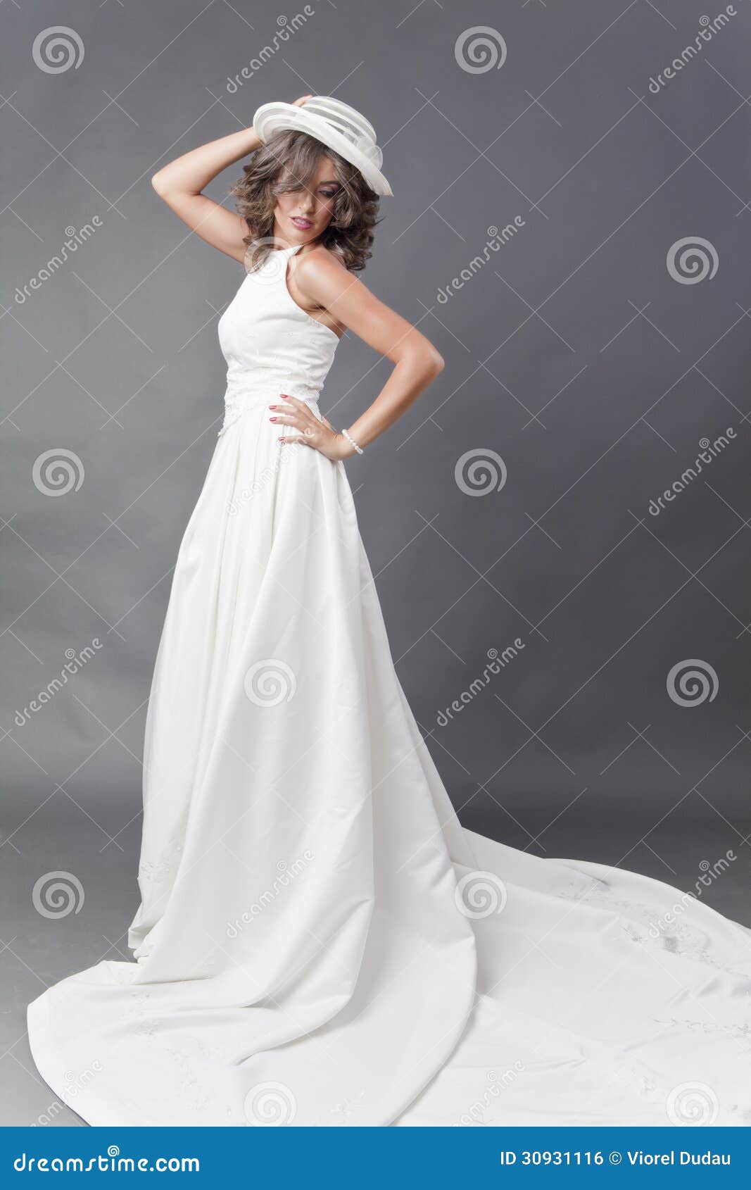 Sposa con il cappello fotografia stock. Immagine di vestito - 30931116