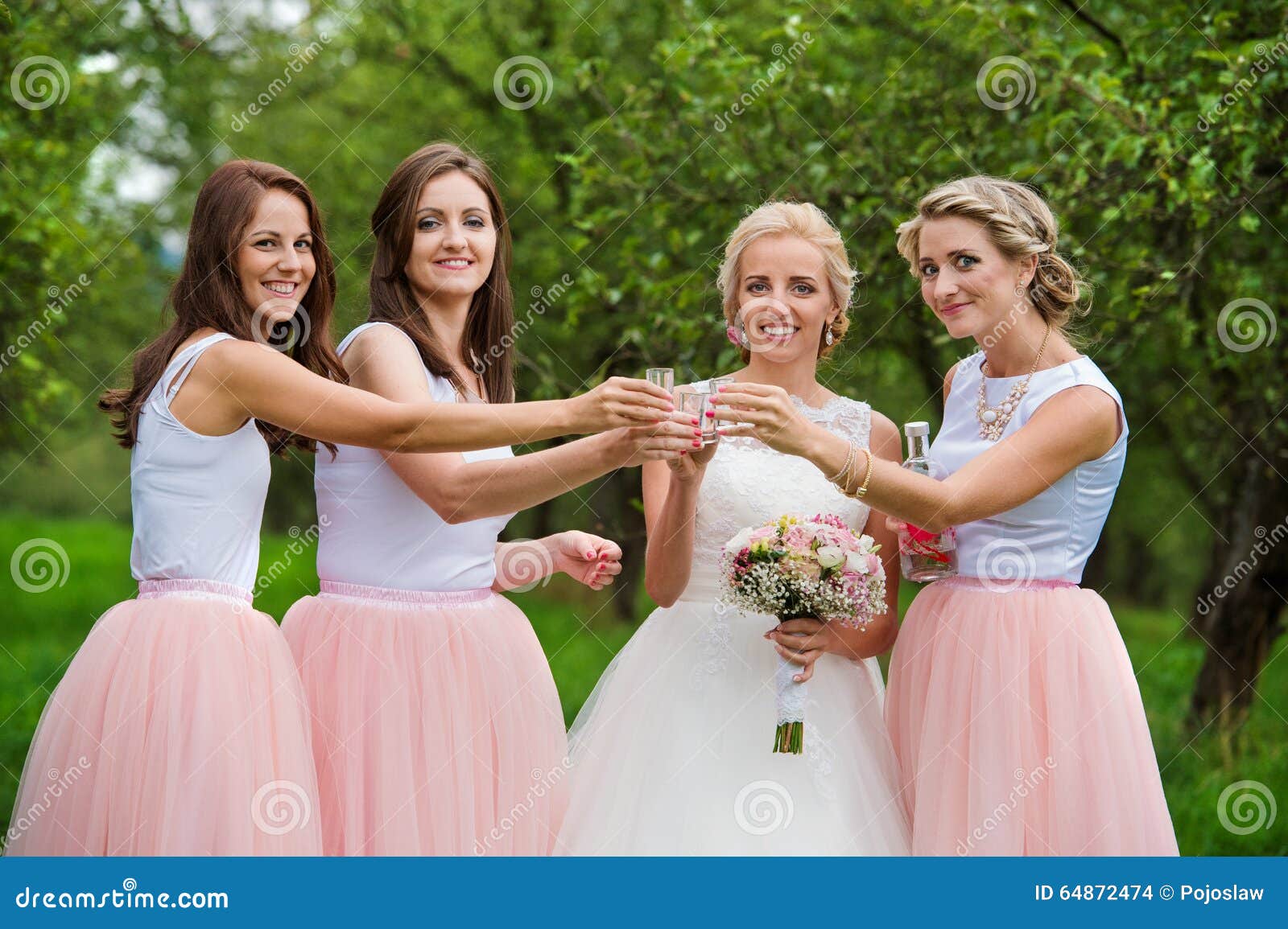 Sposa Con Le Damigelle D'onore Fotografia Stock - Immagine di rosa ...