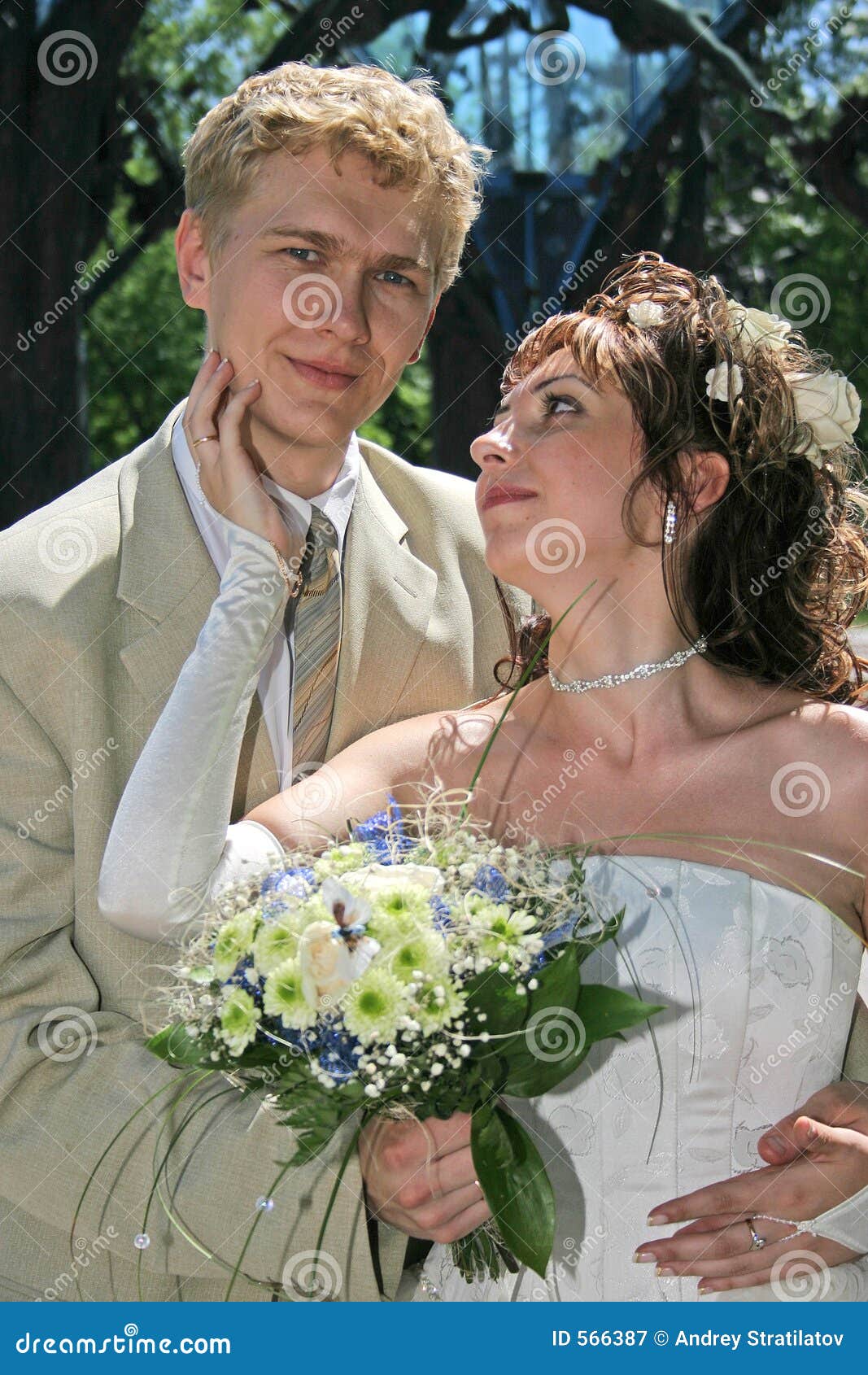 Sposato immagine stock. Immagine di estate, fiori, unione - 566387