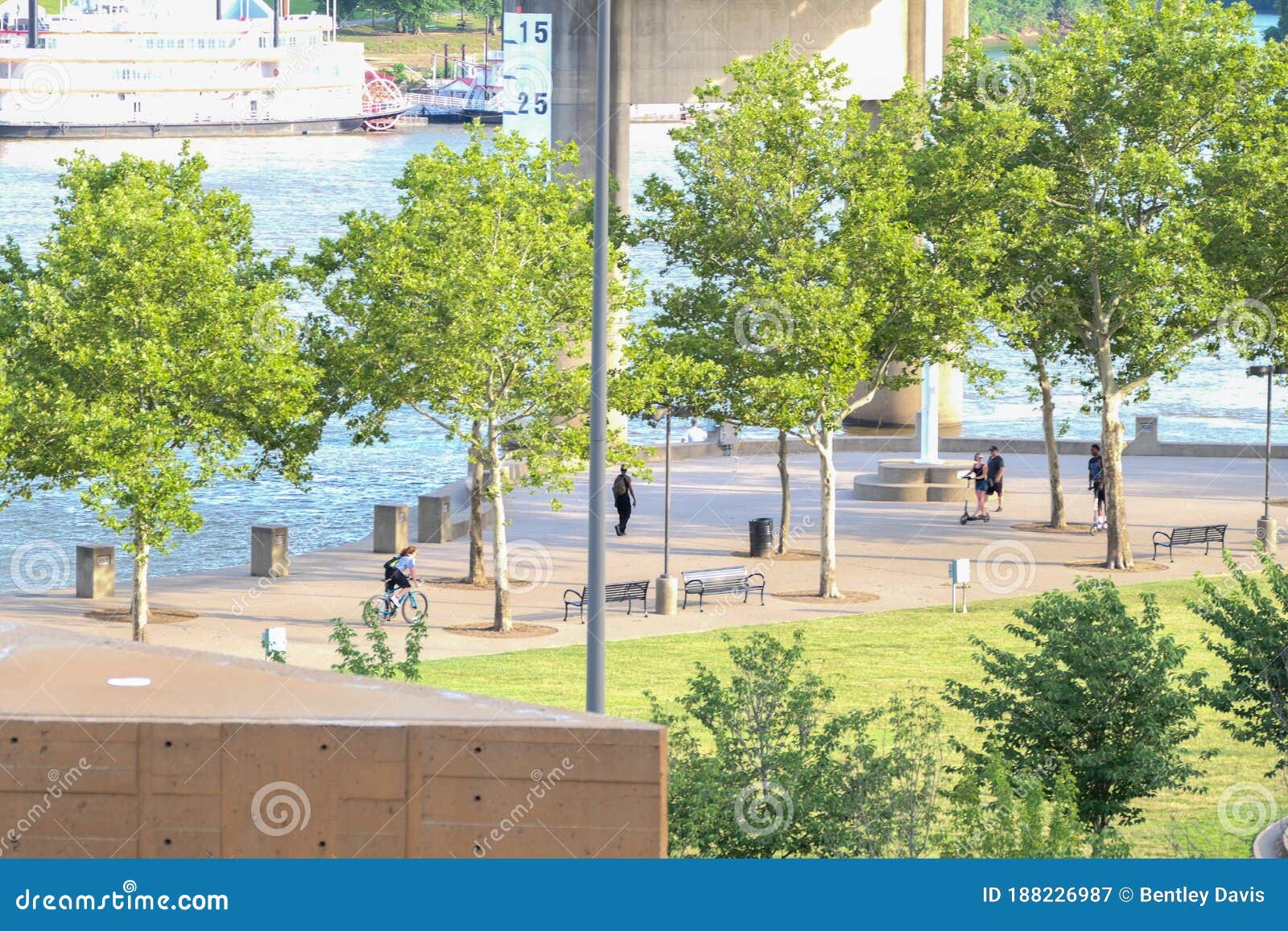 People Enjoying Sawyer Point while Social Distancing Editorial ...
