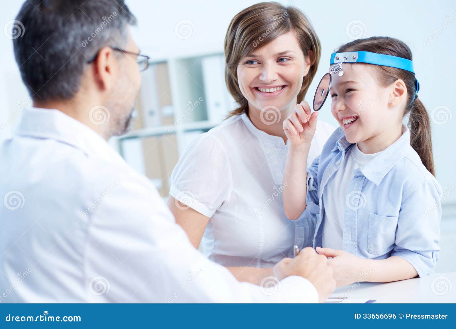 Sprechen mit dem Doktor stockfoto. Bild von tochter, kliniker - 33656696