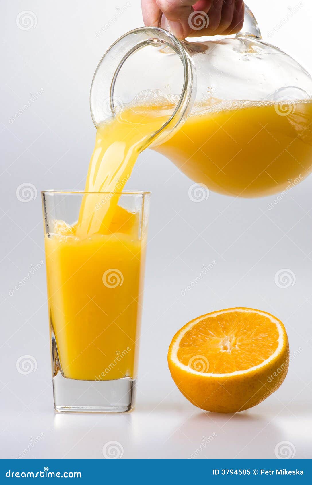 Spremuta Da Versare Dalla Brocca Immagine Stock - Immagine di colore ...