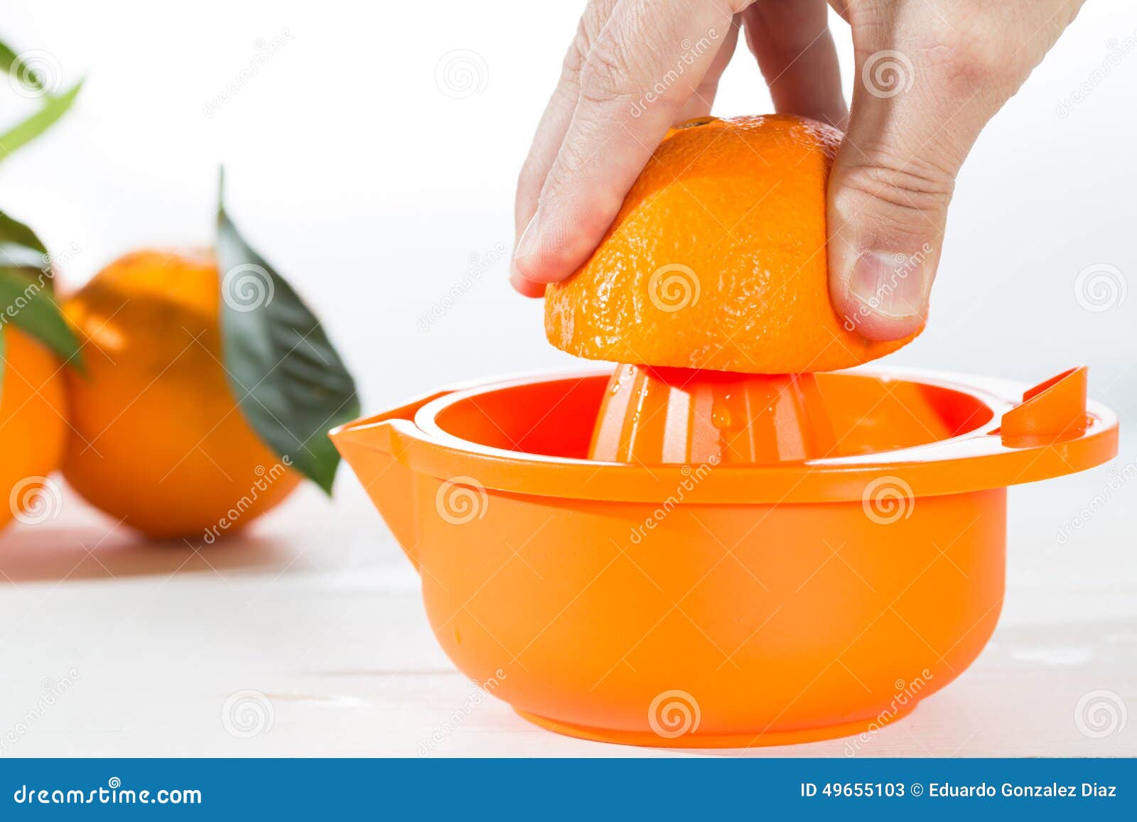 Spremuta Del Succo D'arancia Immagine Stock - Immagine di modello, nero ...