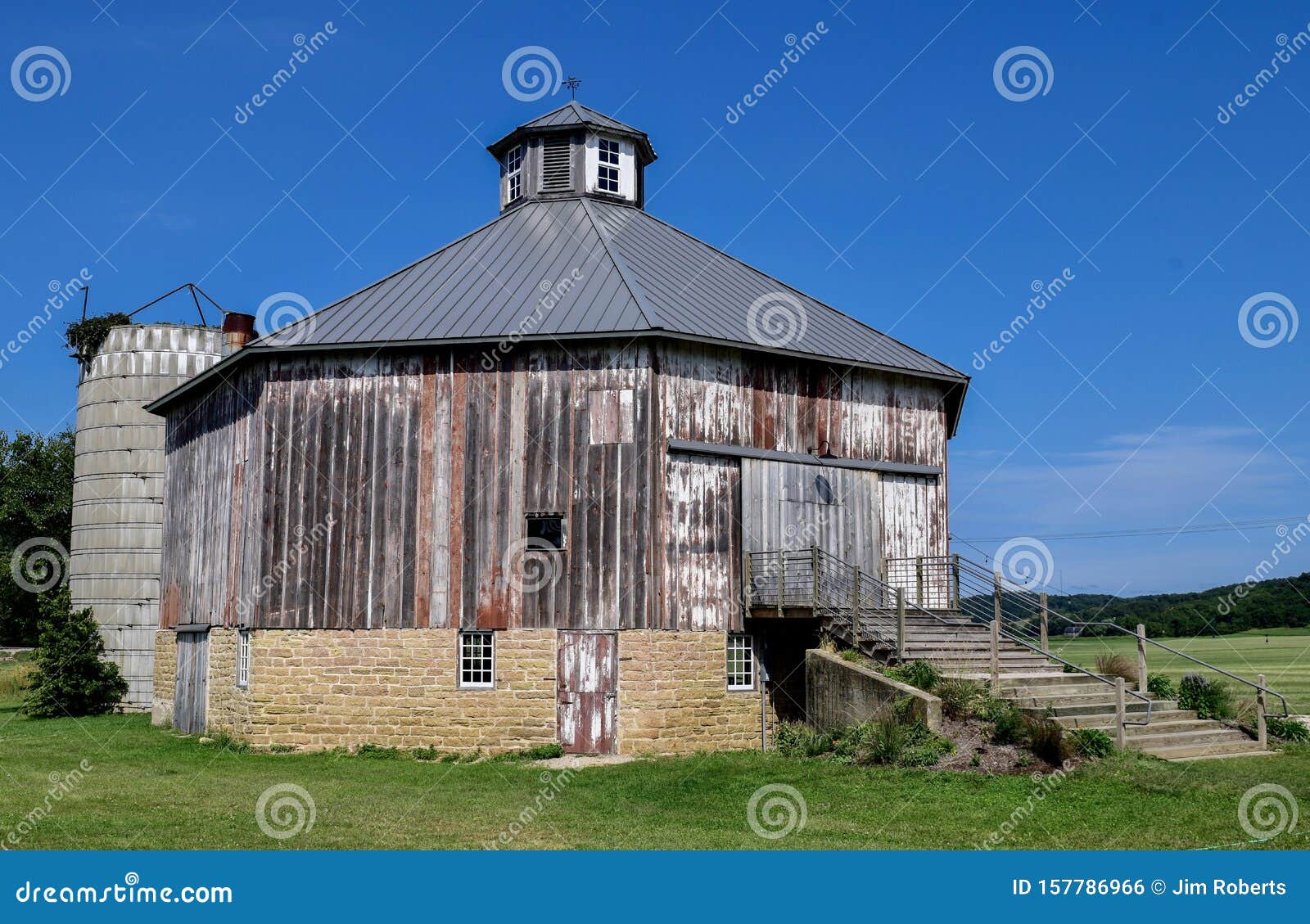 Spring Green Octagonal Barn #2 Editorial Photo - Image of late, barn ...