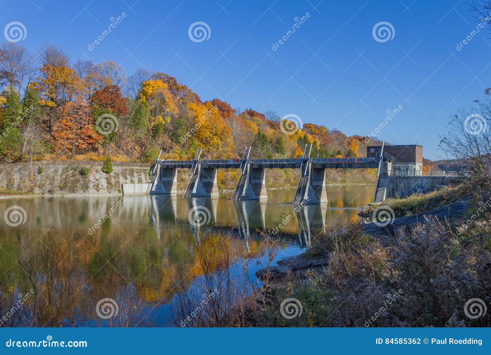 Springbank Dam editorial photography. Image of colors - 84585362