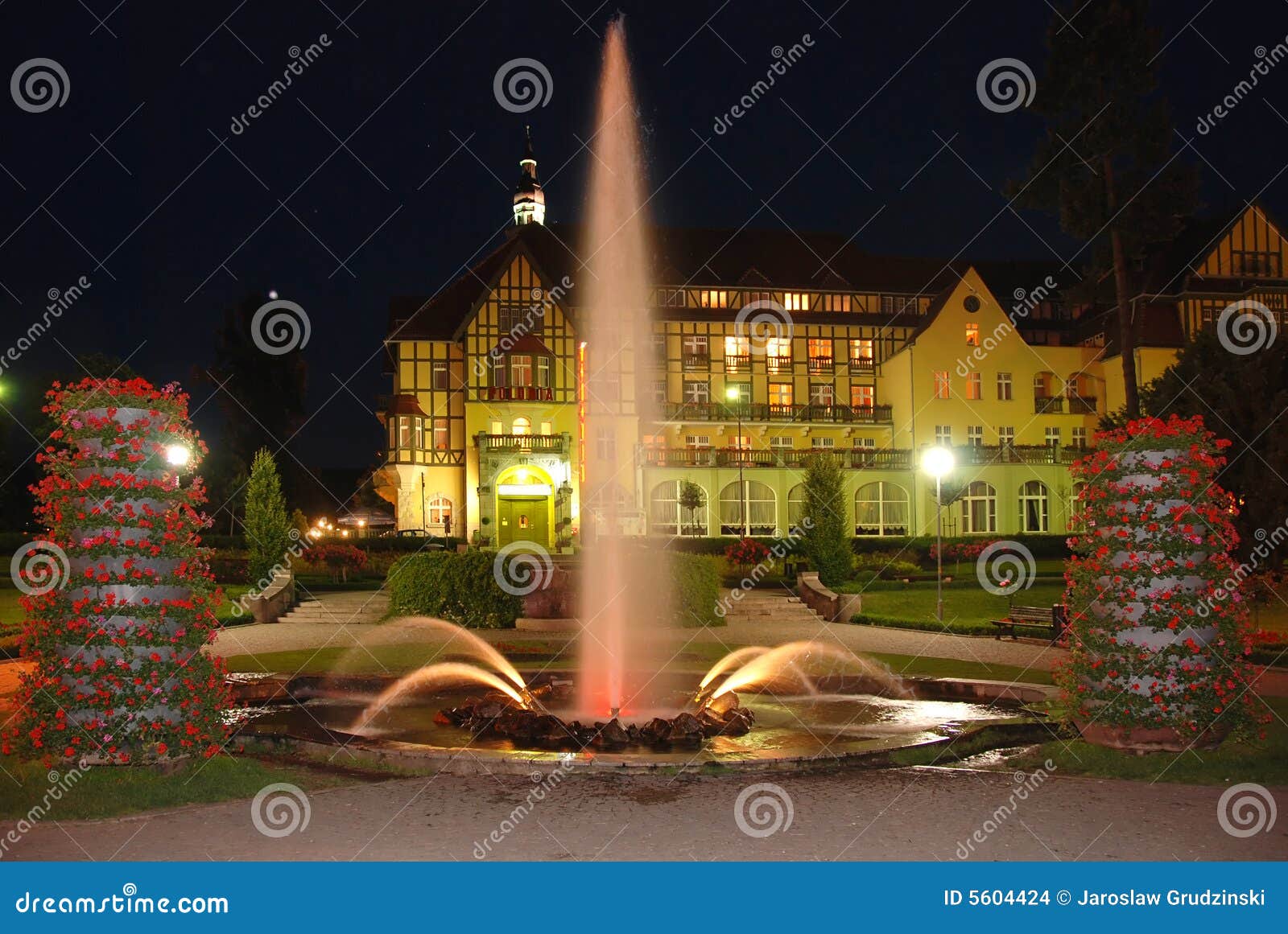 Springbrunn arkivfoto. Bild av ytter, springbrunn, natt - 5604424