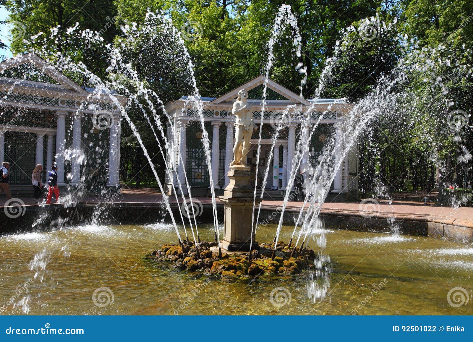 Springbrunn redaktionell arkivbild. Bild av räcke, spray - 92501022