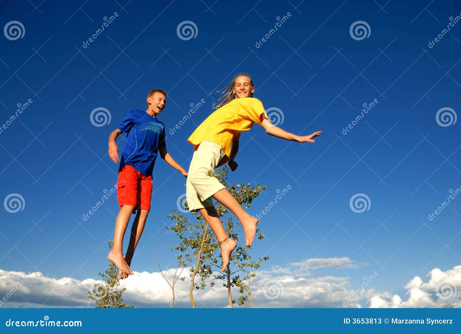 Springen der Kinder stockbild. Bild von geschwister, jung - 3653813