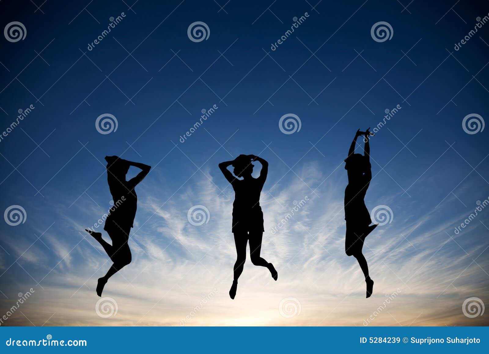 Springen mit Freude stockbild. Bild von freude, strand - 5284239