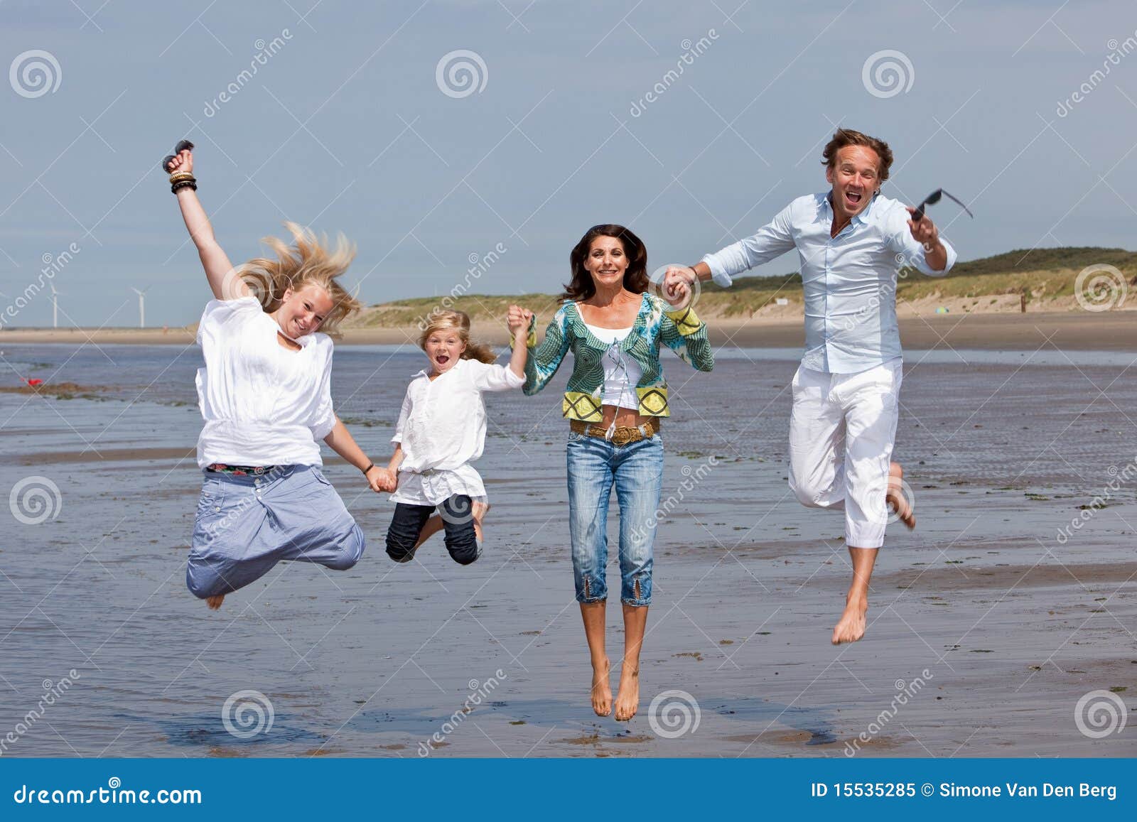 Springende Familie stockbild. Bild von frau, zicklein - 15535285