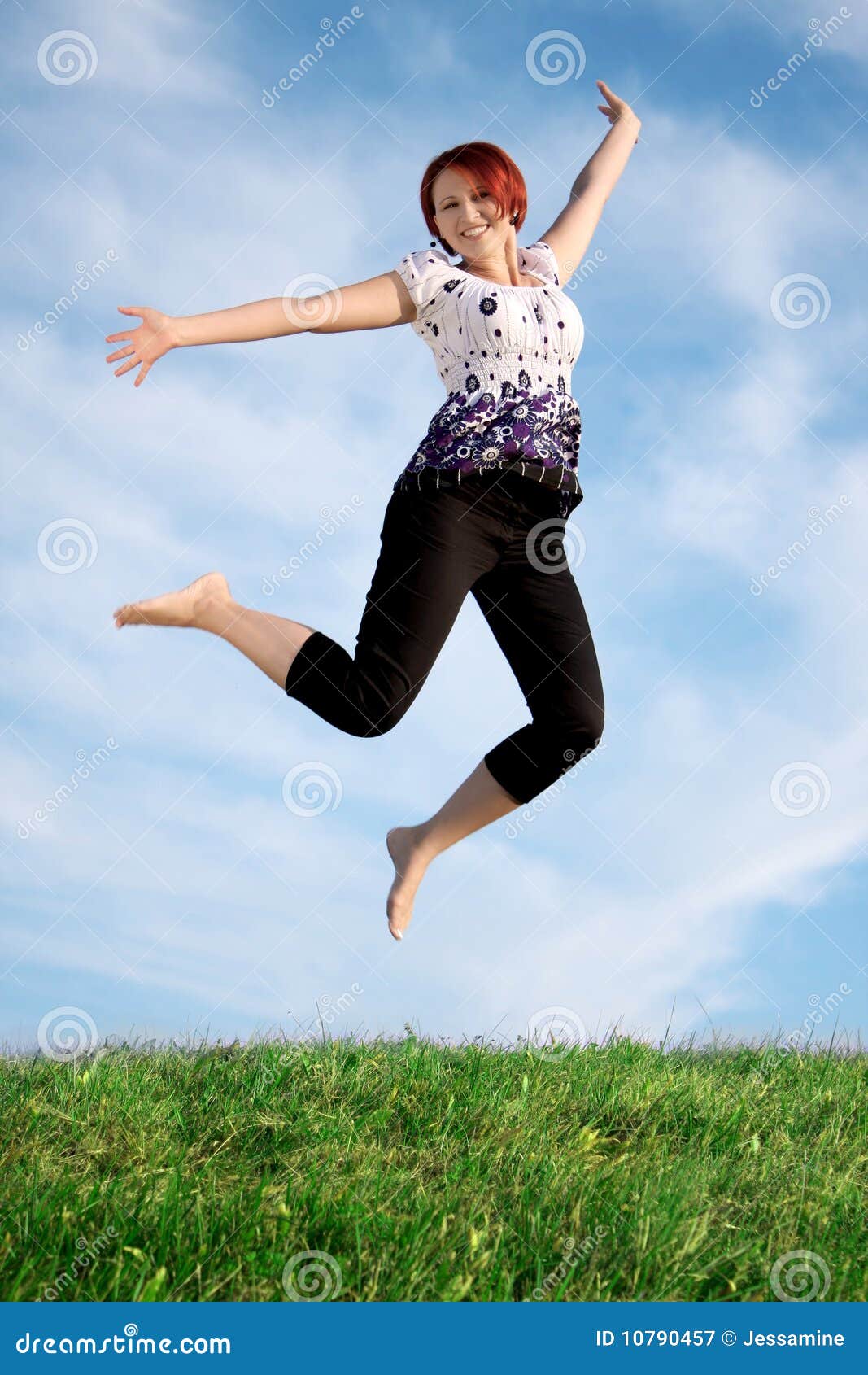 Springende Frau stockbild. Bild von wolken, froh, freiheit - 10790457