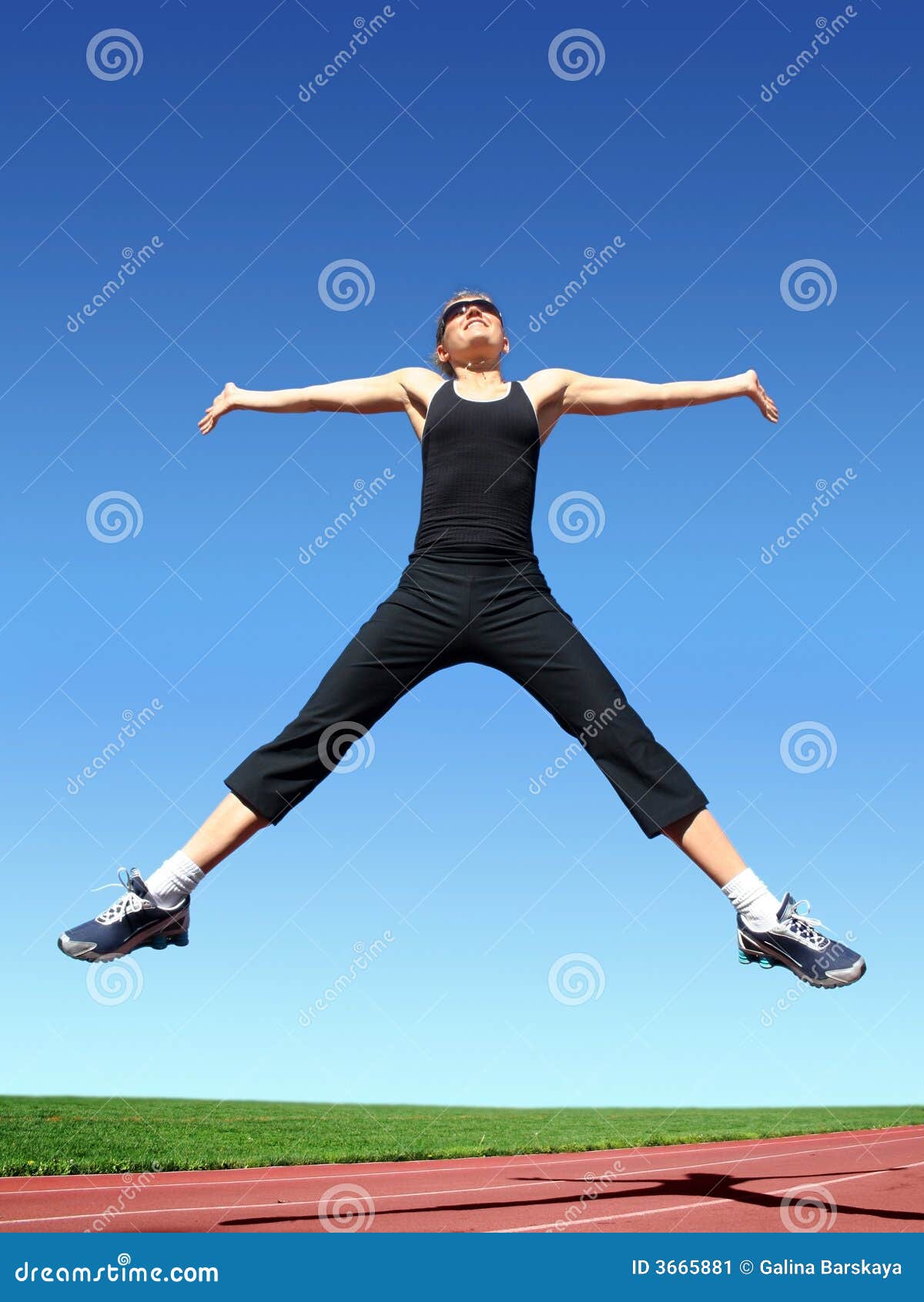 Springende Frau stockbild. Bild von trainieren, athlet - 3665881