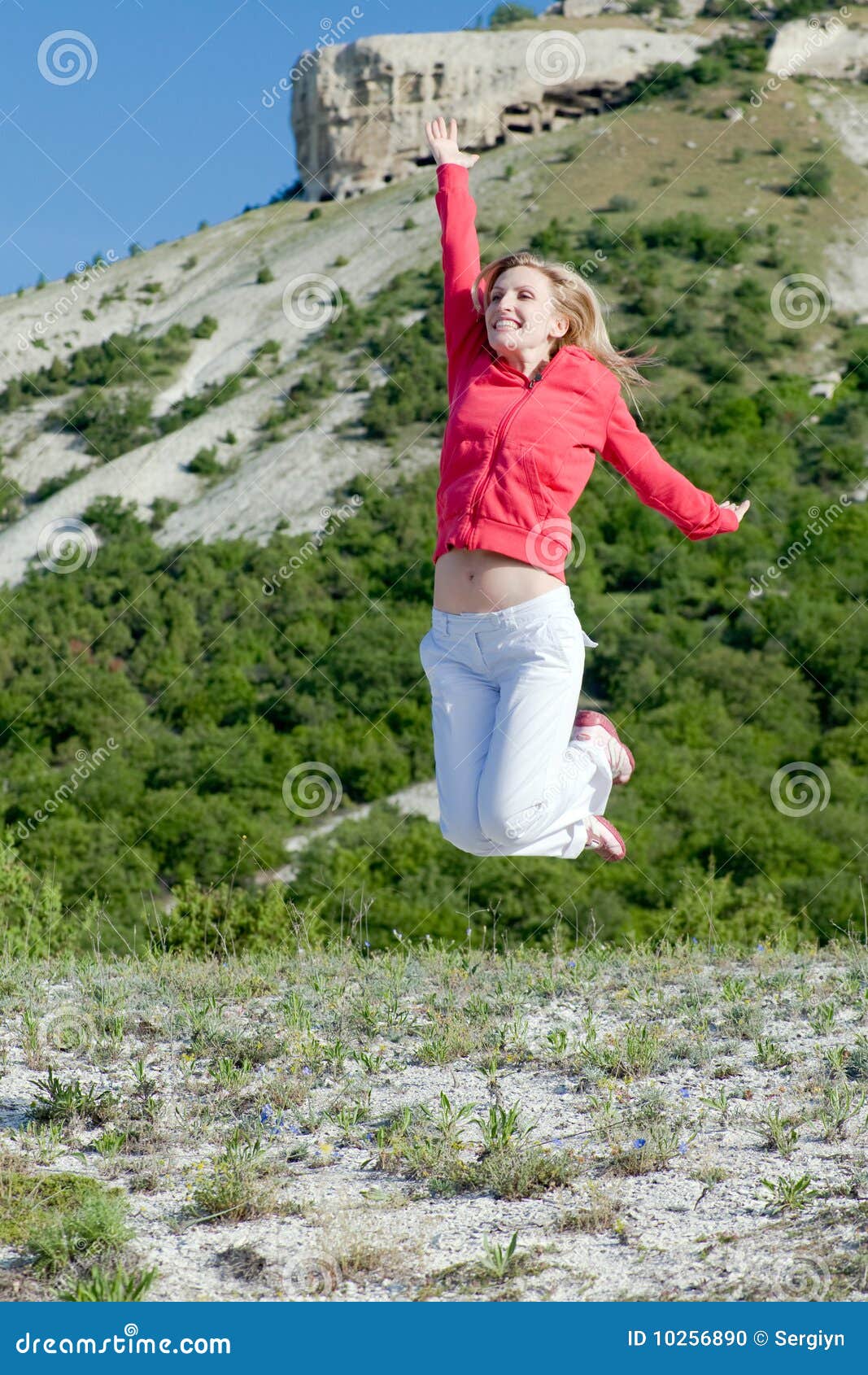 Springende Frau an Den Bergen Stockfoto - Bild von hoch, gewohnheit ...
