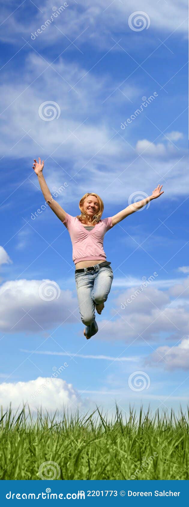 Springende Frau im Freien stockbild. Bild von wiese, liebe - 2201773