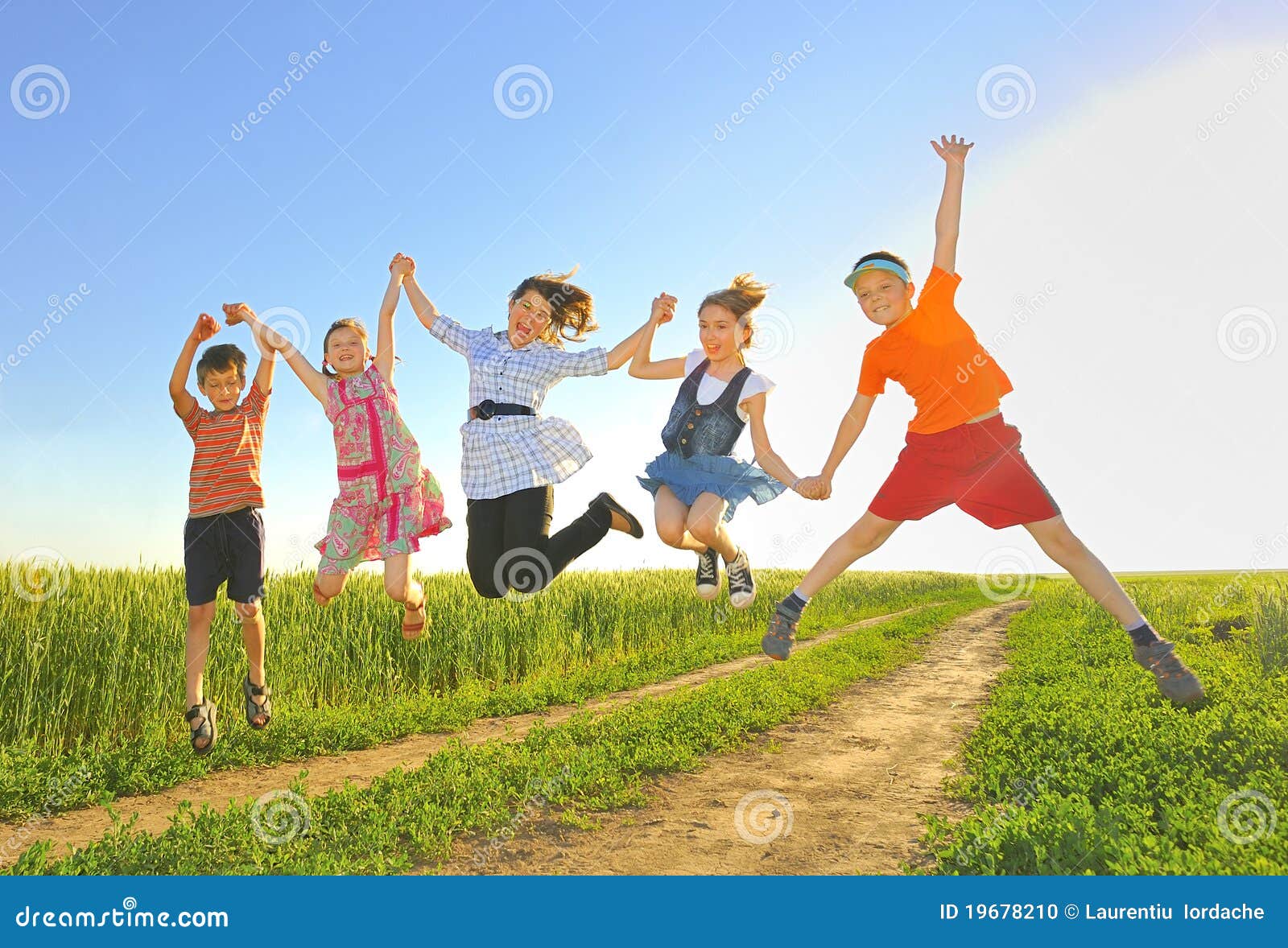 Springende Kinder stockfoto. Bild von übung, beiläufig - 19678210