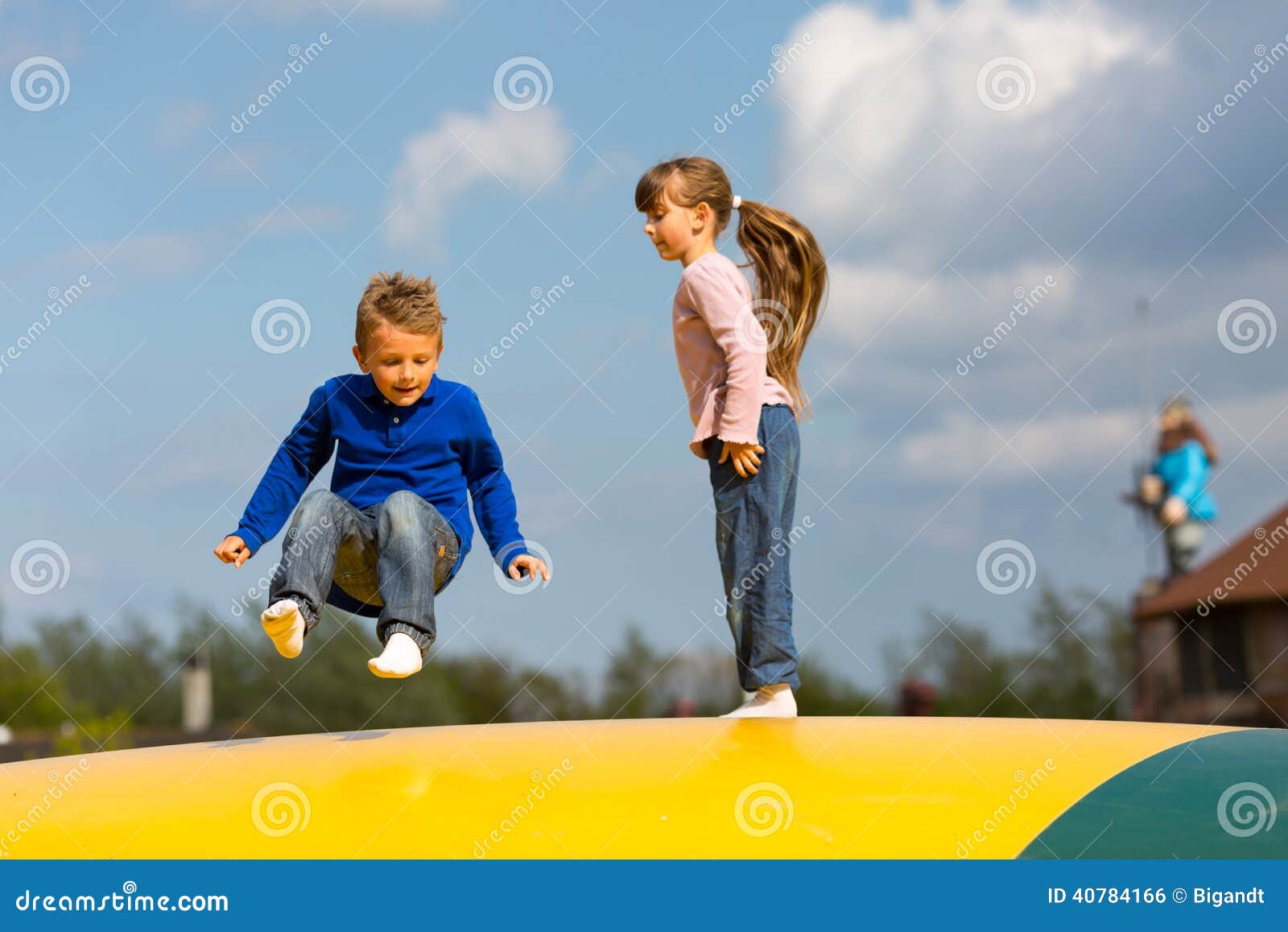Springende Kinder stockfoto. Bild von kinder, frühling - 40784166