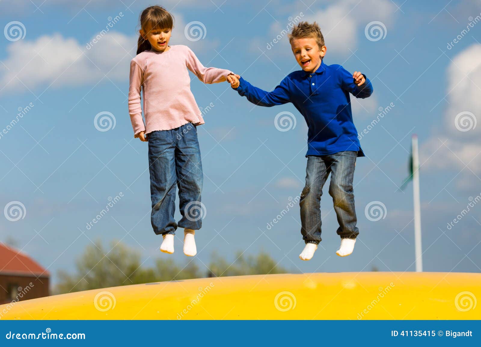 Springende Kinder stockbild. Bild von zicklein, glück - 41135415