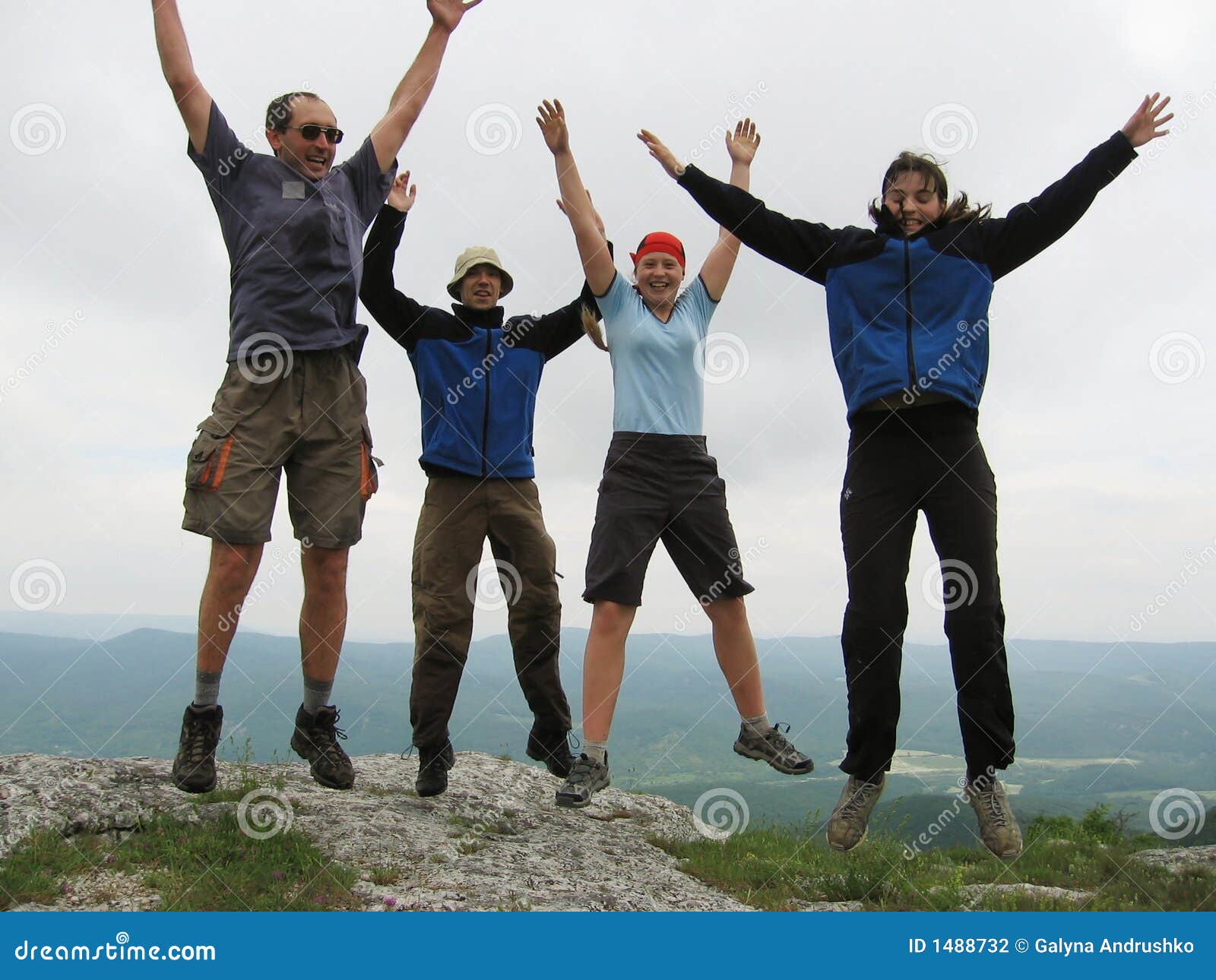 Springende Leute stockfoto. Bild von abenteuer, stein - 1488732