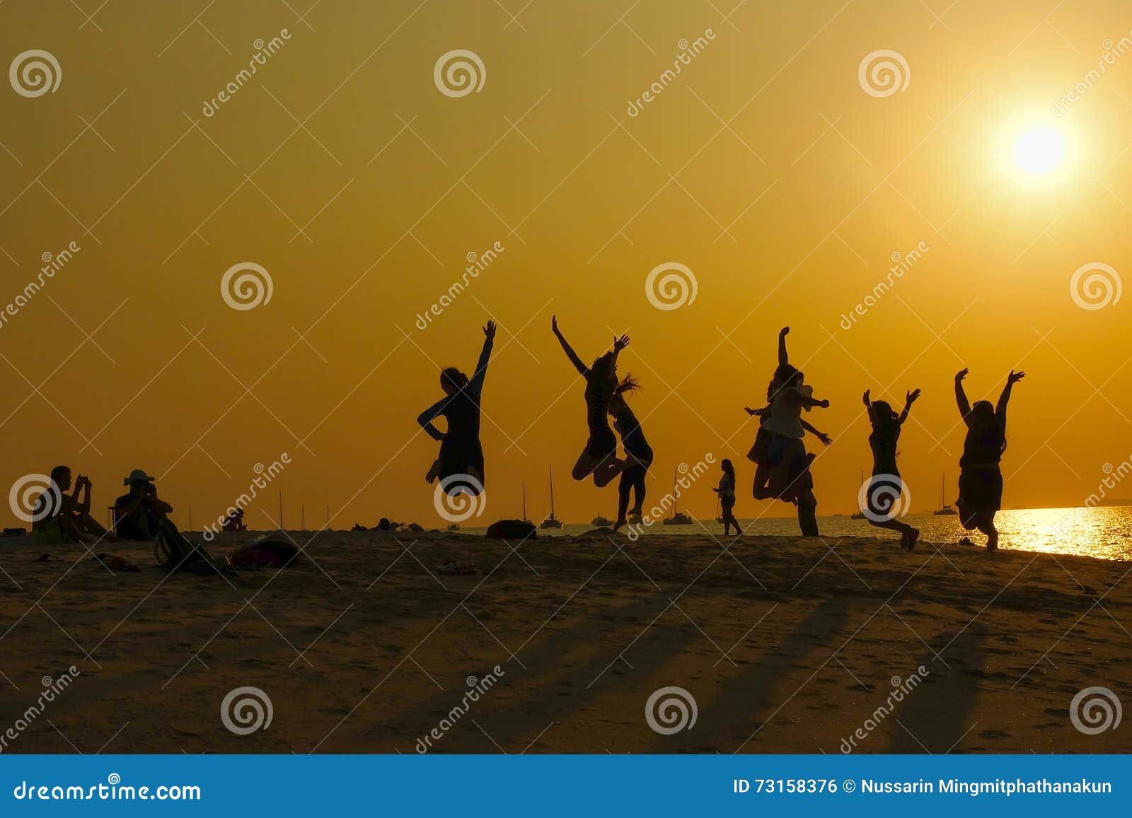 Springende Leute Auf Dem Strand Stockfoto - Bild von foto, freunde ...