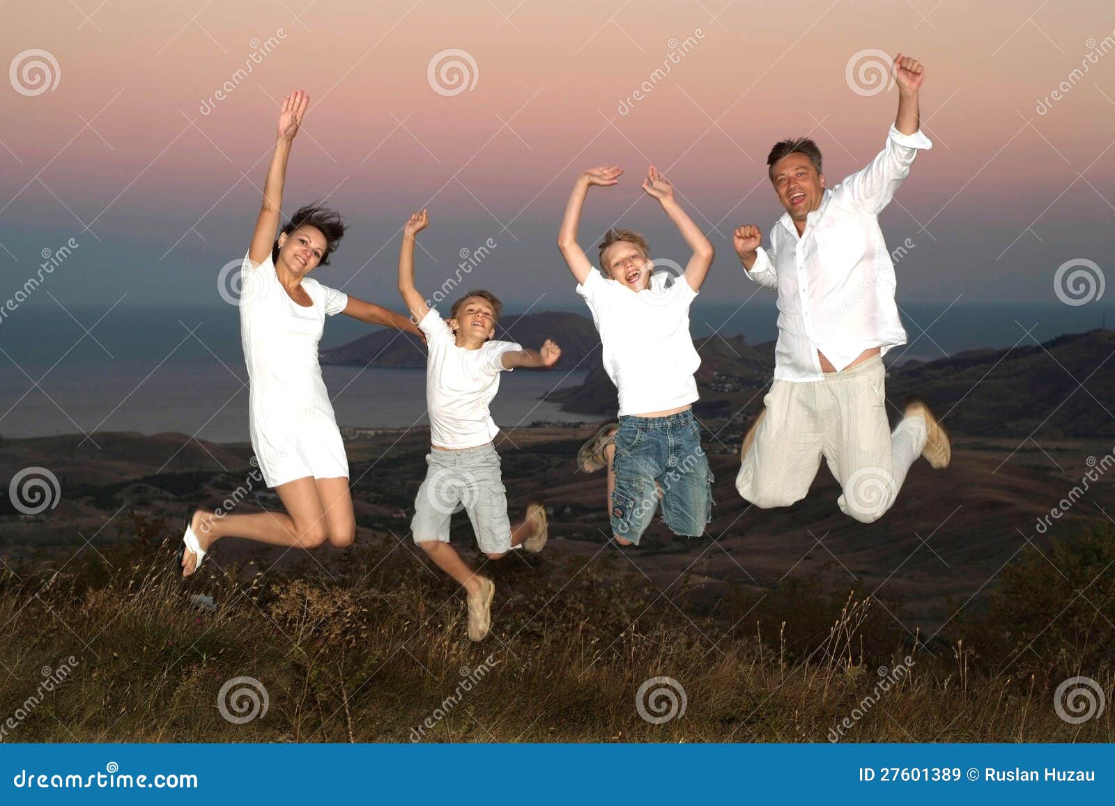 Springende mensen samen stock afbeelding. Image of papa - 27601389