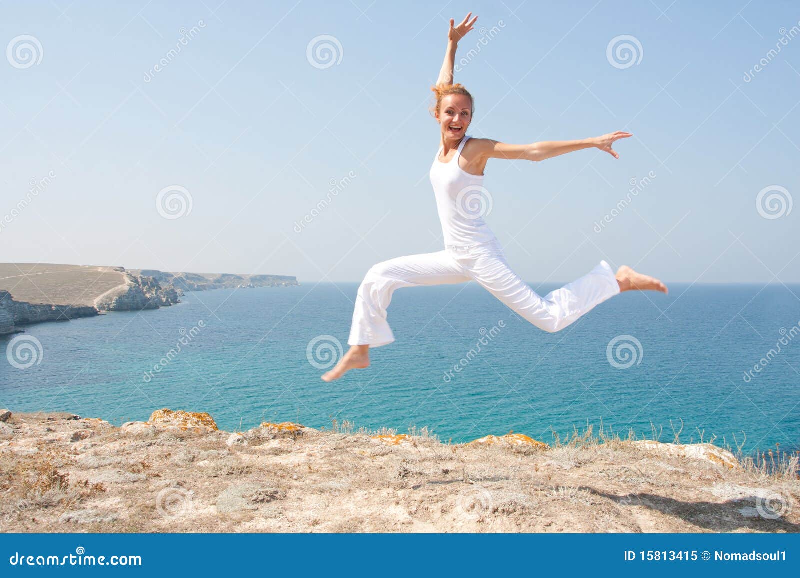 Springende vrouw stock afbeelding. Image of oceaan, wijfje - 15813415