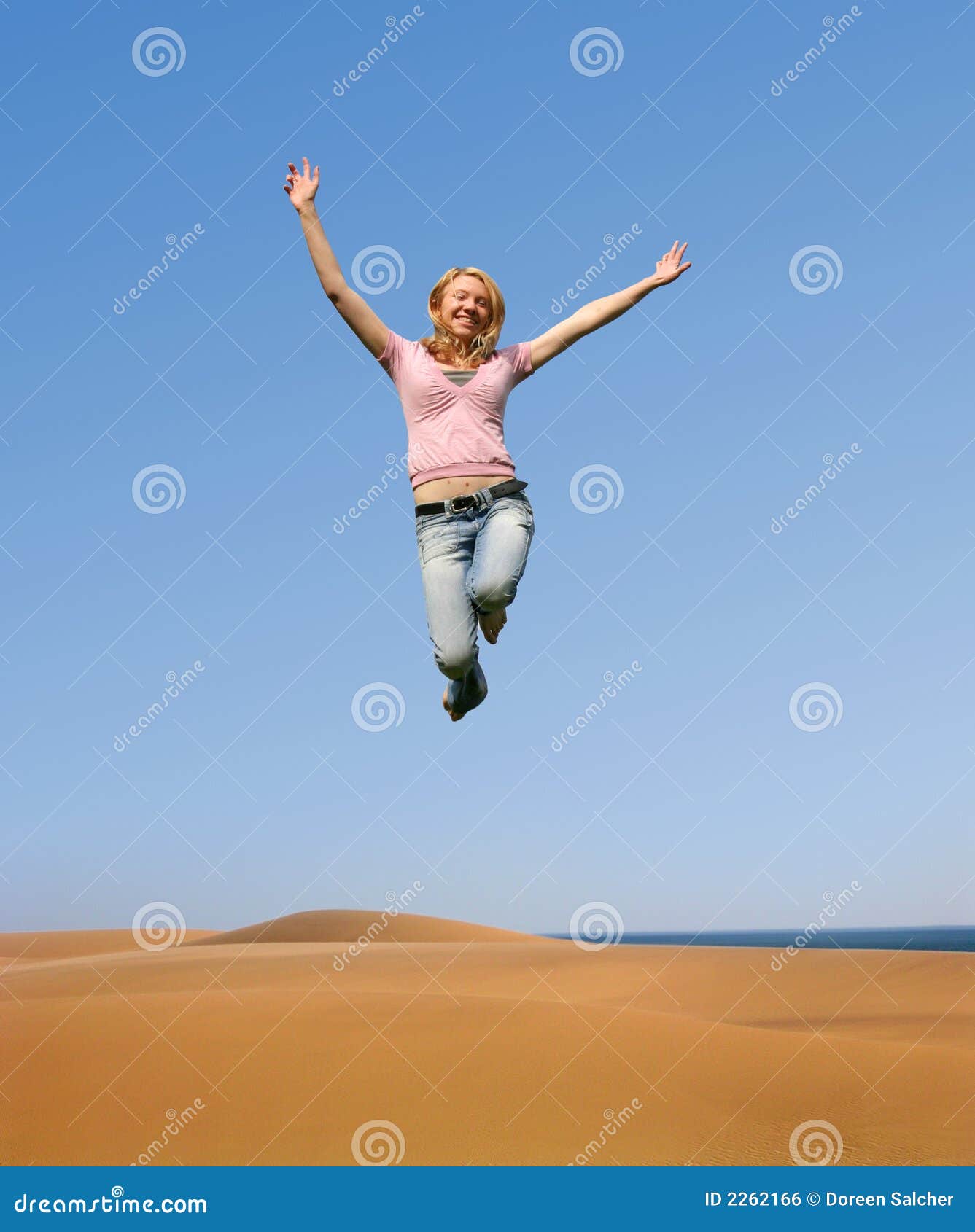 Springende vrouw stock foto. Image of woestijn, sprong - 2262166