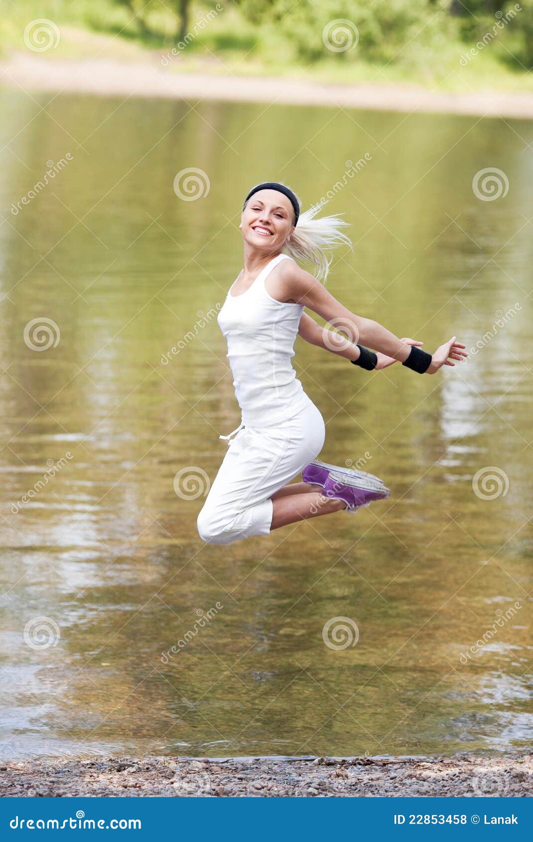 Springende vrouw stock foto. Image of joggen, europees - 22853458