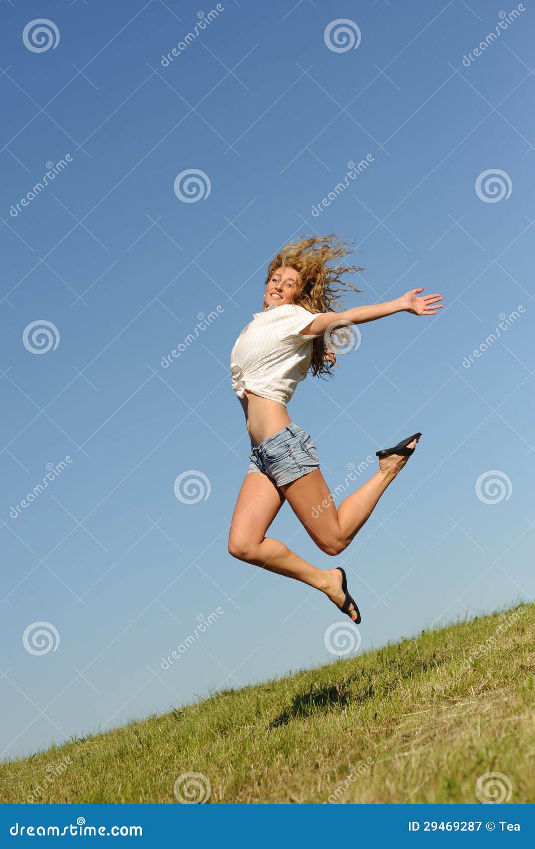 Springende vrouw stock afbeelding. Image of sprong, pret - 29469287