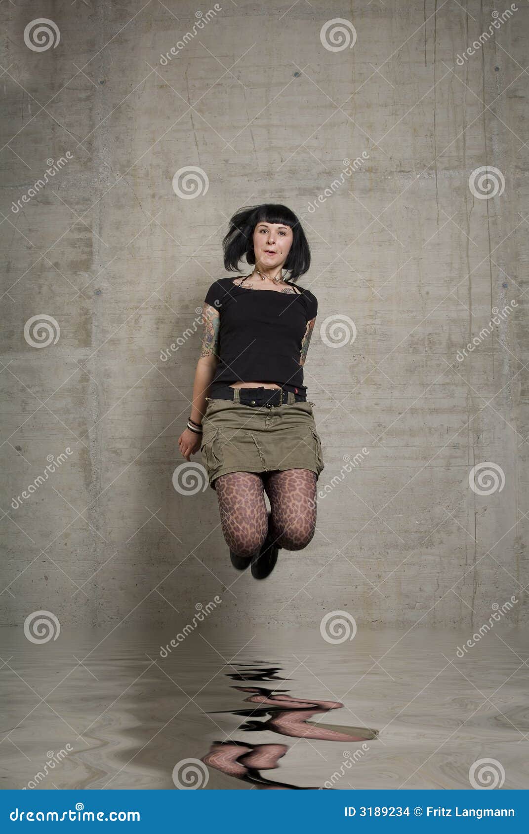 Springende vrouw stock foto. Image of dynamisch, springend - 3189234