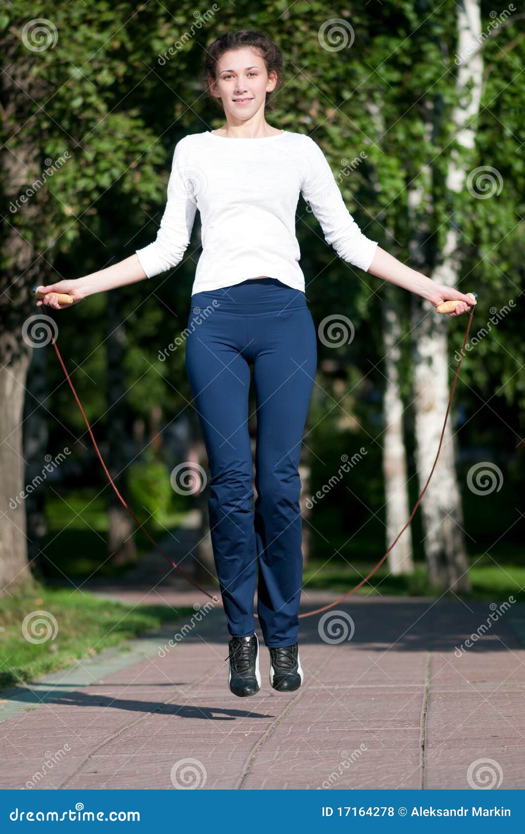 Springende Vrouw Met Touwtjespringen Bij Park Stock Foto - Image of ...