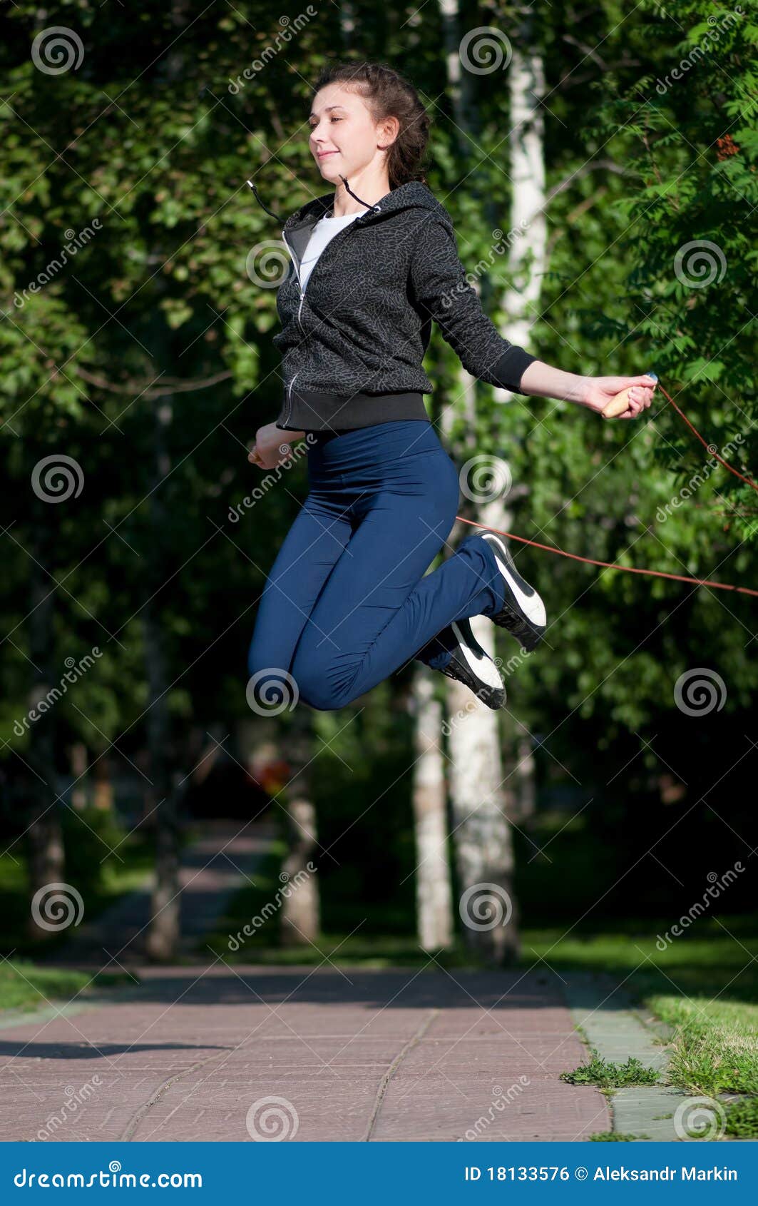 Springende Vrouw Met Touwtjespringen Bij Park Stock Foto - Image of ...