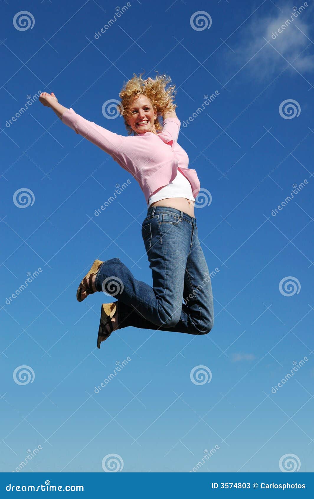 Springende Vrouw Op Een Zonnige Dag Stock Afbeelding - Image of buiten ...