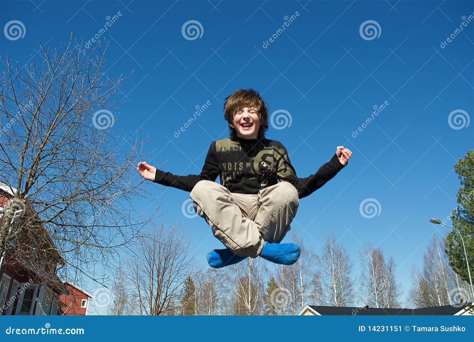 Springender Junge stockbild. Bild von kind, jungen, abbildung - 14231151