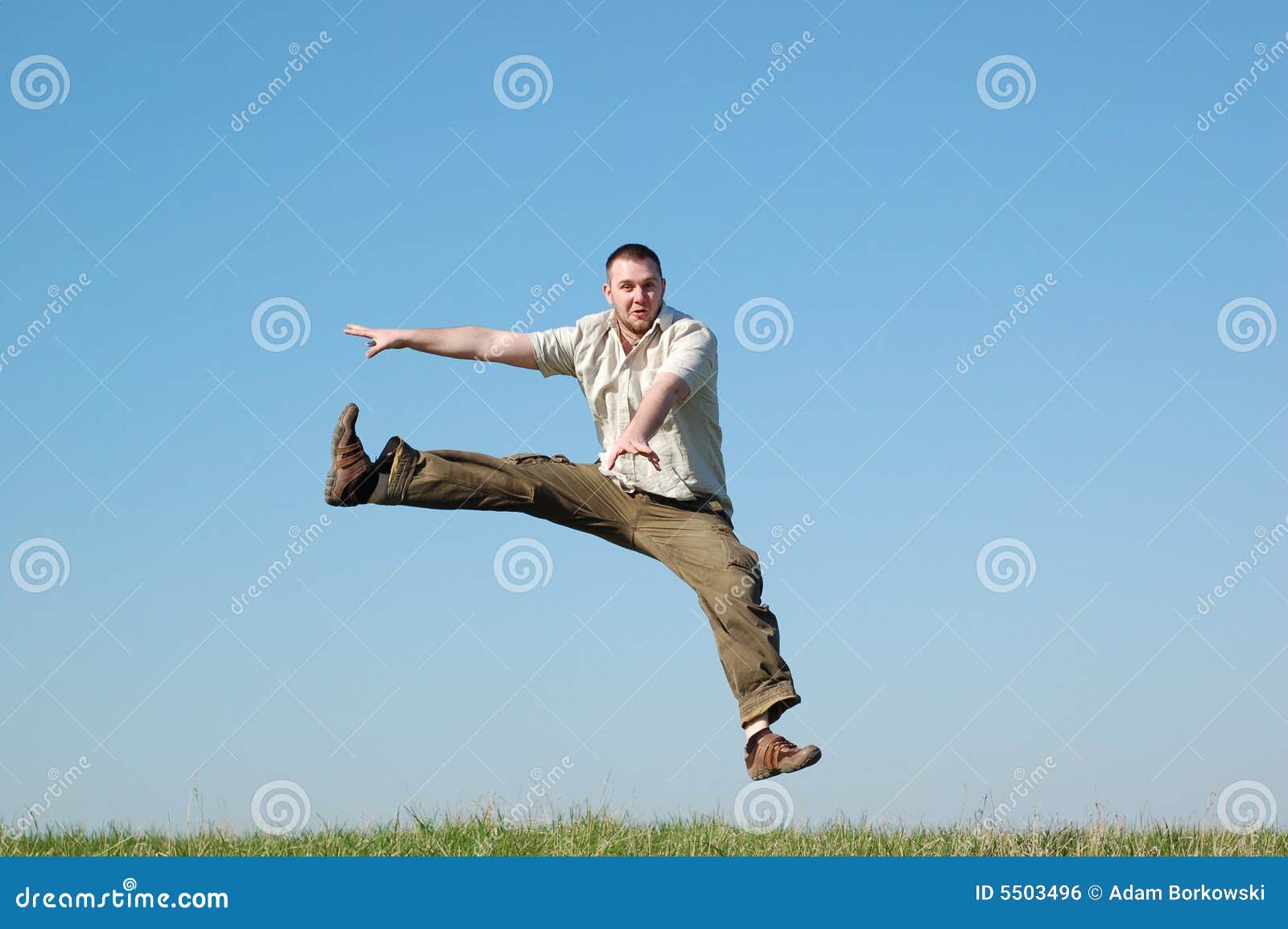 Springender Mann stockfoto. Bild von mann, frei, blau - 5503496