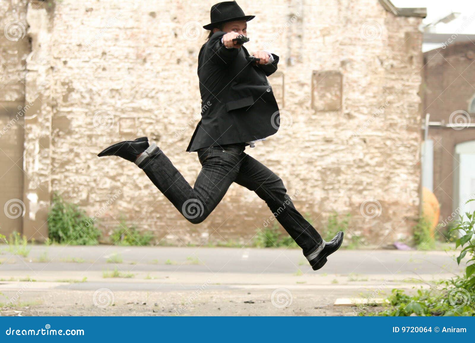 Springender Mann Mit Gewehr Stockfoto - Bild von springen, kriminell ...