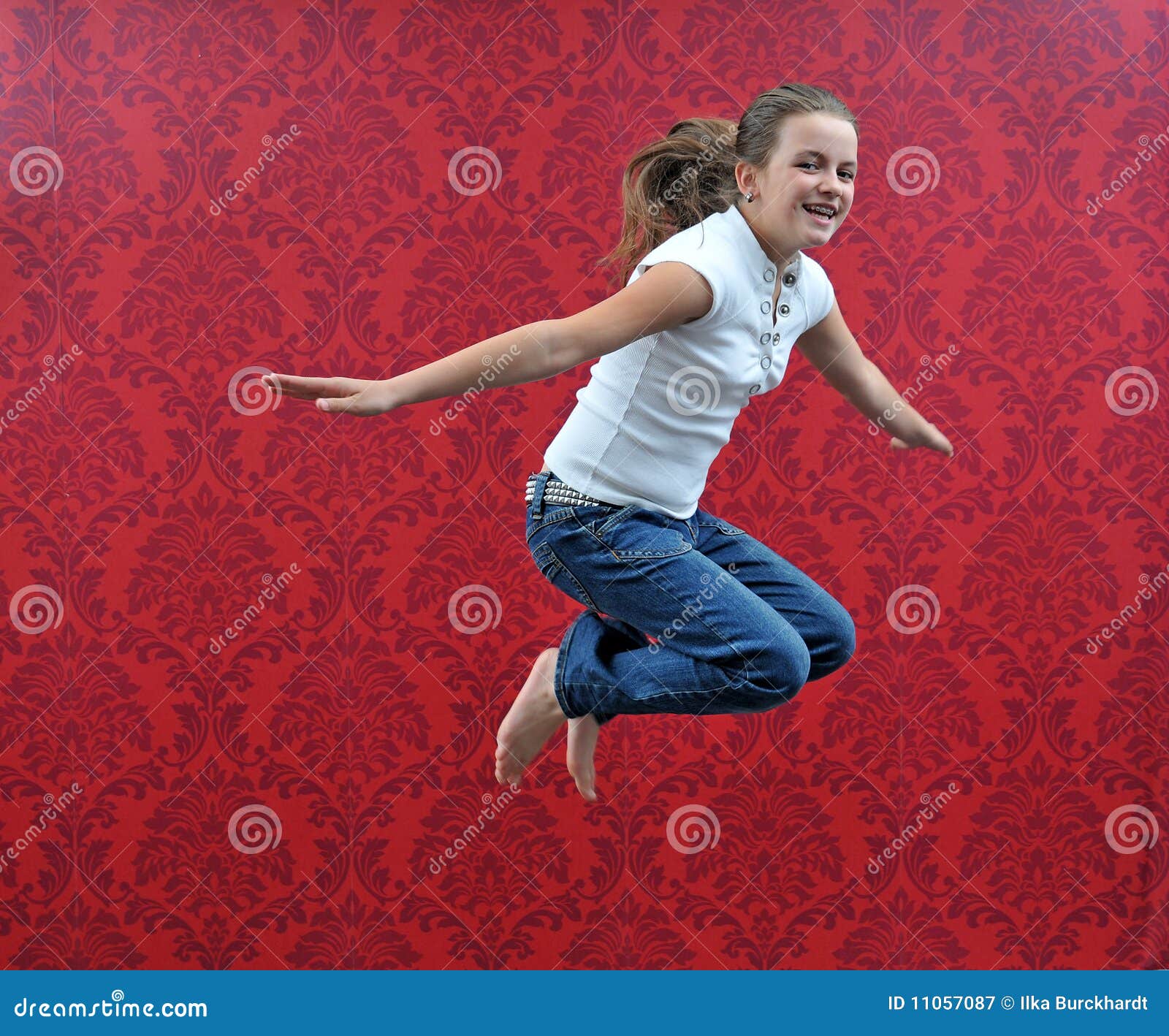 Springendes Mädchen stockbild. Bild von mädchen, tapete - 11057087