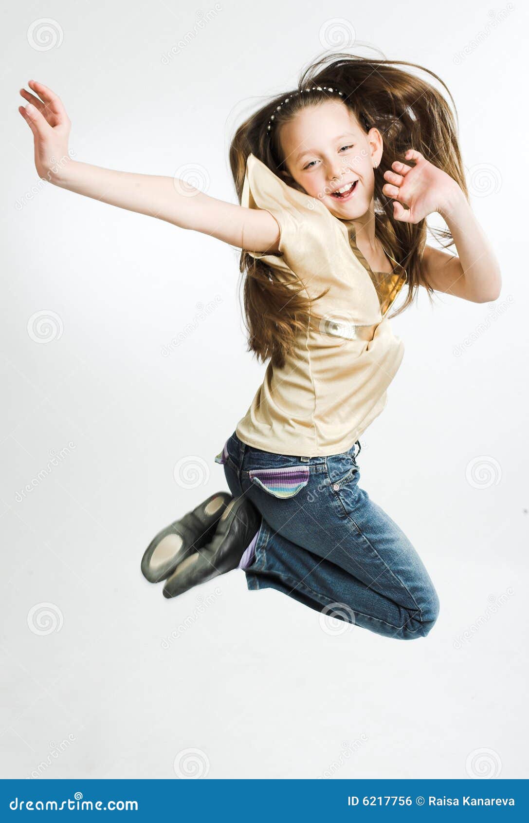 Springendes Mädchen stockfoto. Bild von auge, alleine - 6217756