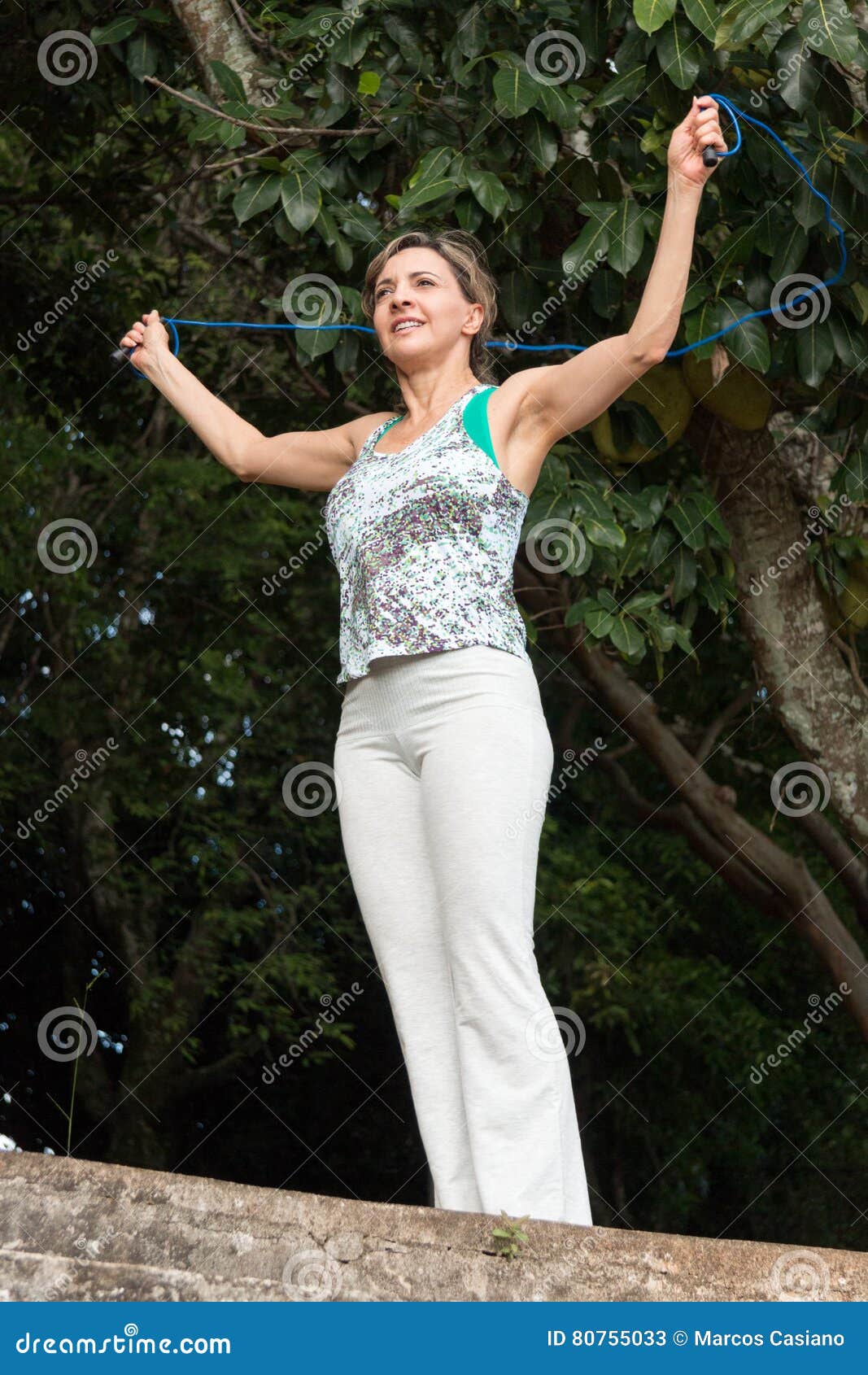 Springendes Seil der Frau stockbild. Bild von seil, sprung - 80755033
