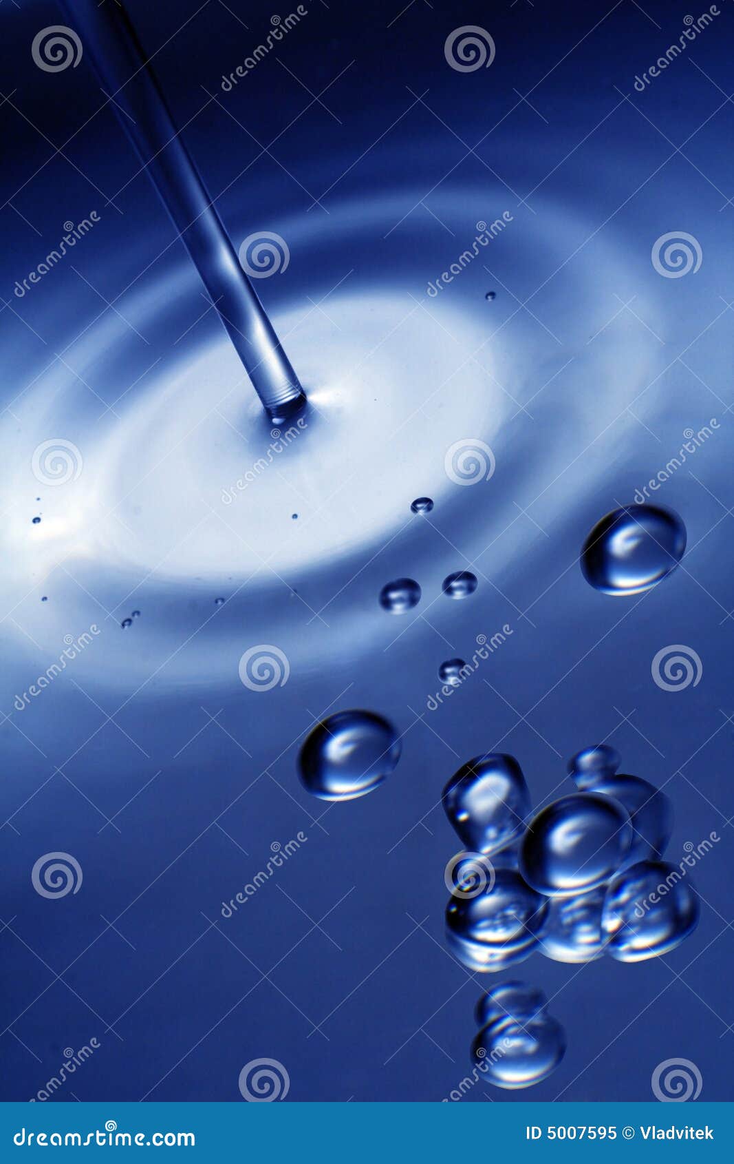 Springlet de l'eau image stock. Image du pureté, incident - 5007595