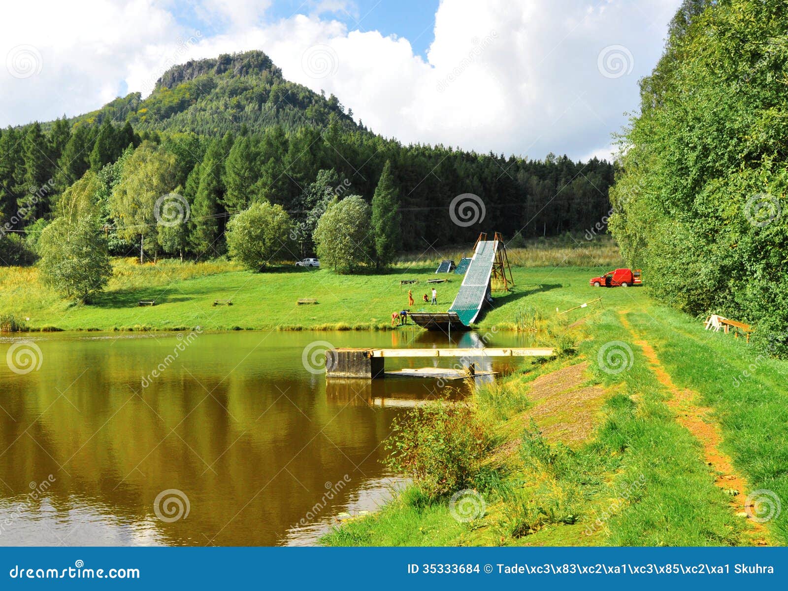 Springplank in de zomer stock foto. Image of vreedzaam - 35333684