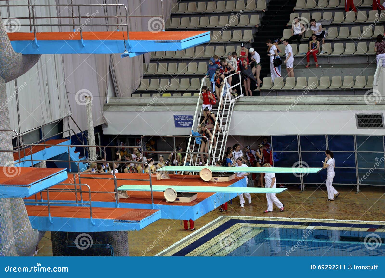 Springplank Voor Sprongen in Water in Complexe Sport Redactionele Foto ...
