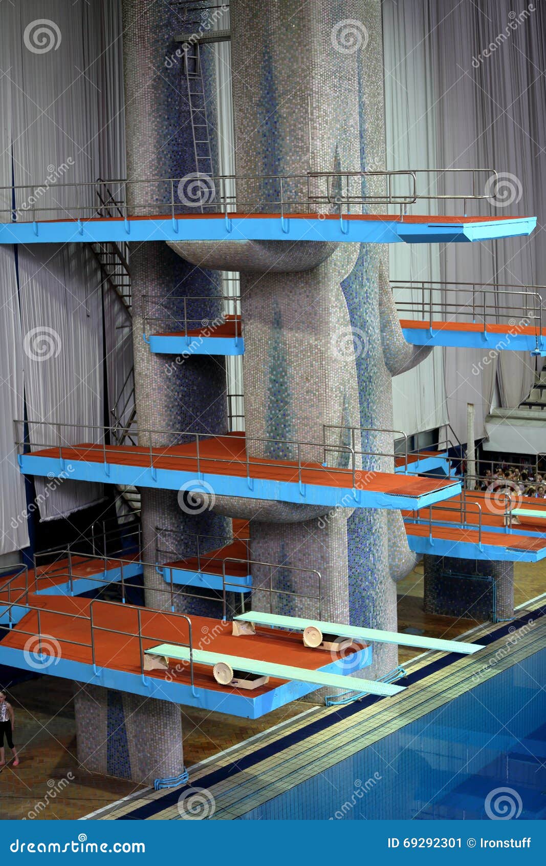 Springplank Voor Sprongen in Water in Complexe Sport Redactionele Foto ...