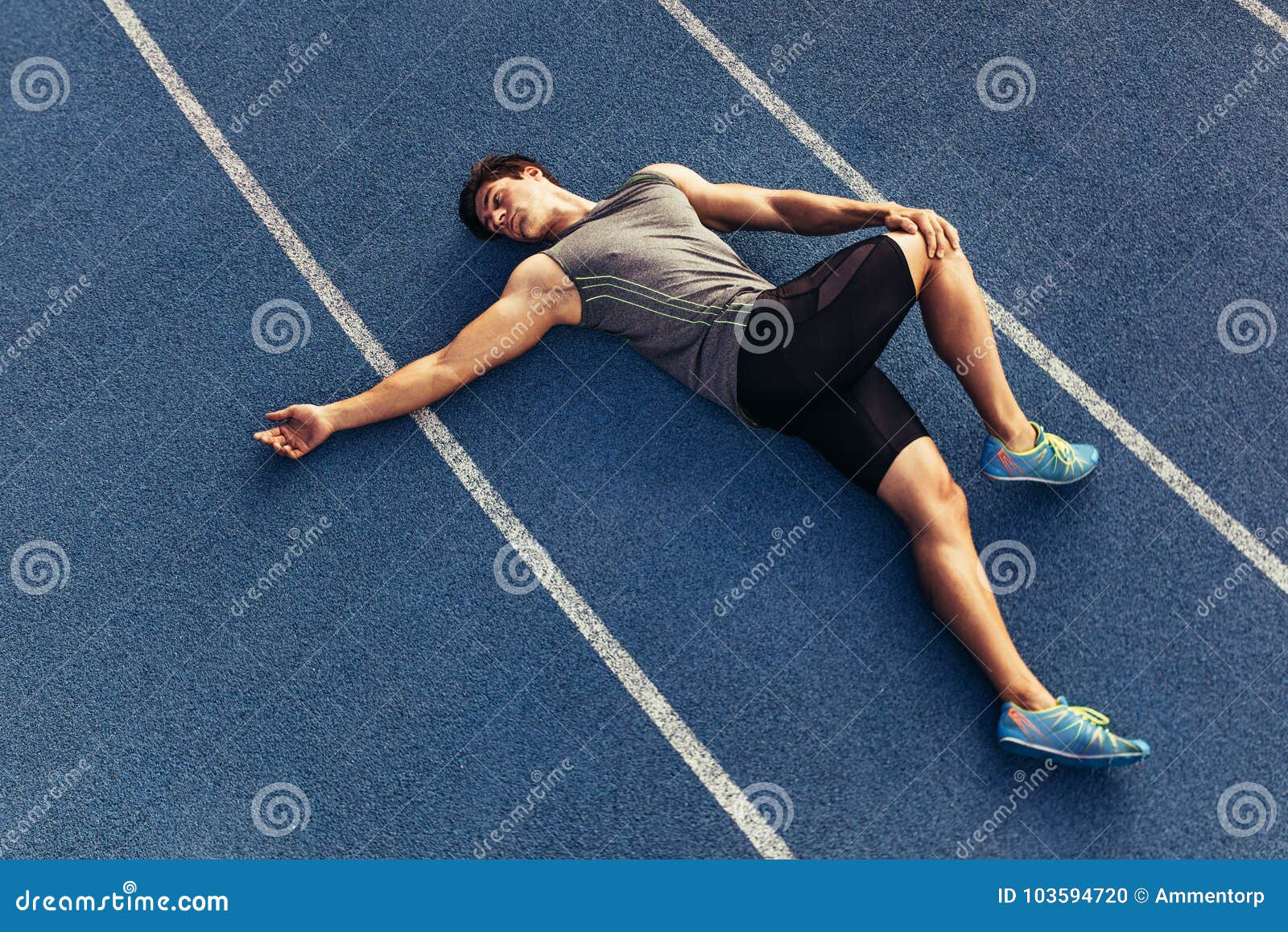 Sprinter, Der Auf Der Bahn Aufwärmt Stockfoto - Bild von boden ...
